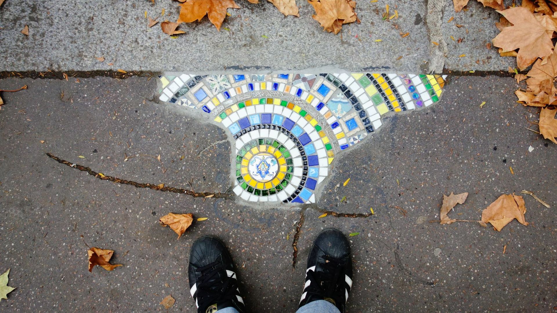 Malo je potrebno da ulice dobiju dušu: Ovaj umjetnik popravlja pločnike ...