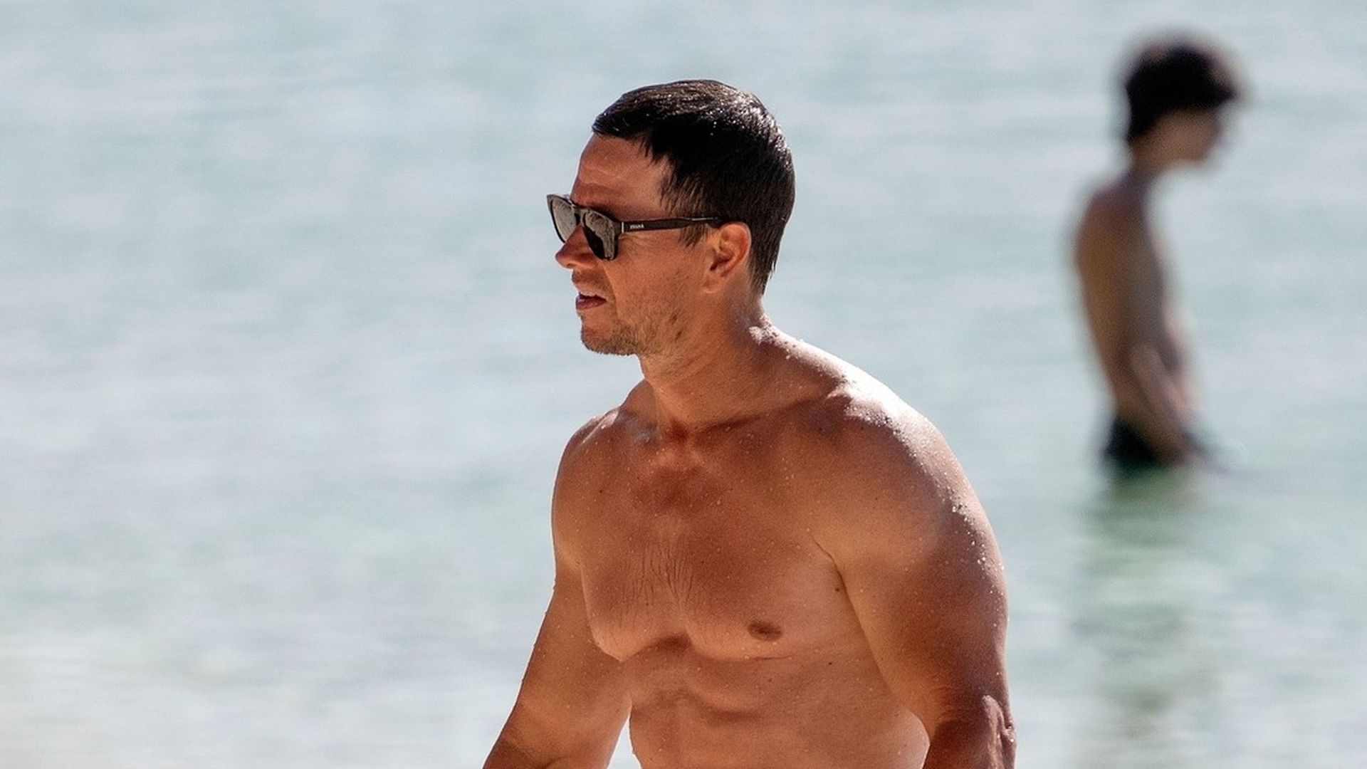 U 53. godini ima torzo kakvim može posramiti upola mlađe kolege, a evo ...