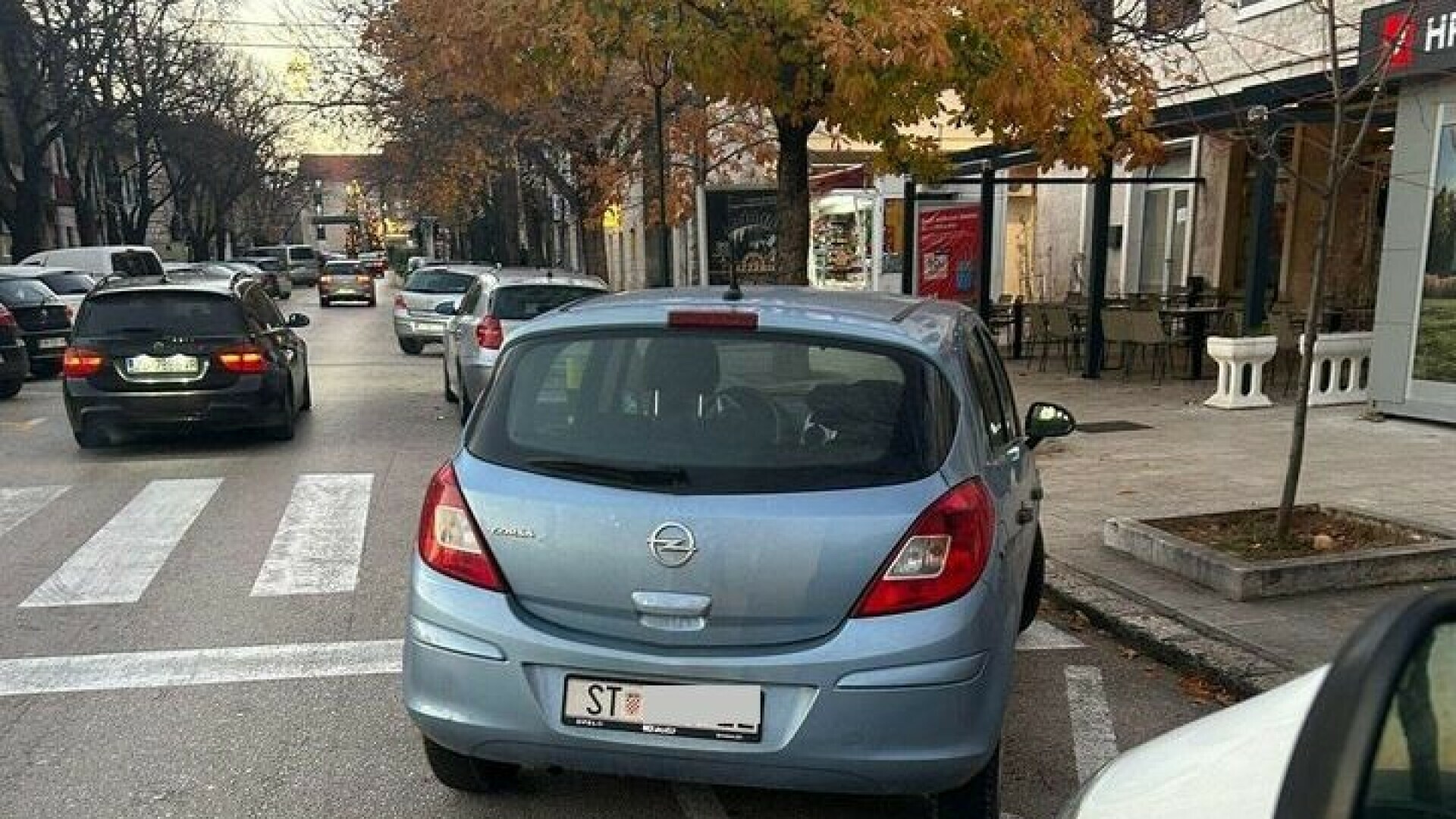 Toliko su se loše parkirali da su prolaznici zastali kako bi ih snimili