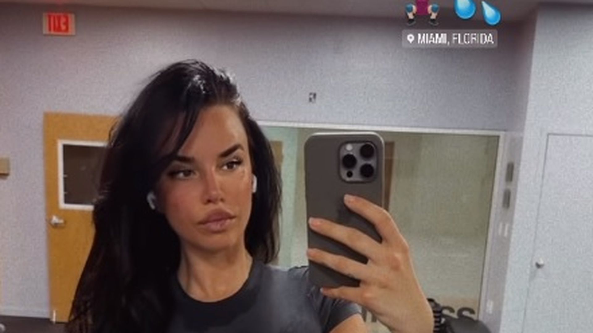 Knoll u bikiniju izišla na balkon pa pokazala zavidne rezultate ...