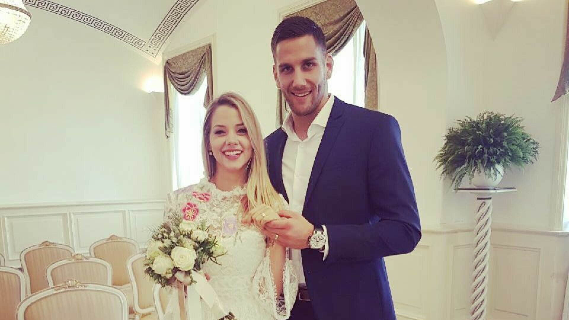 Naš rukometaš i lijepa supruga ovih dana imaju razloga za slavlje, on ...