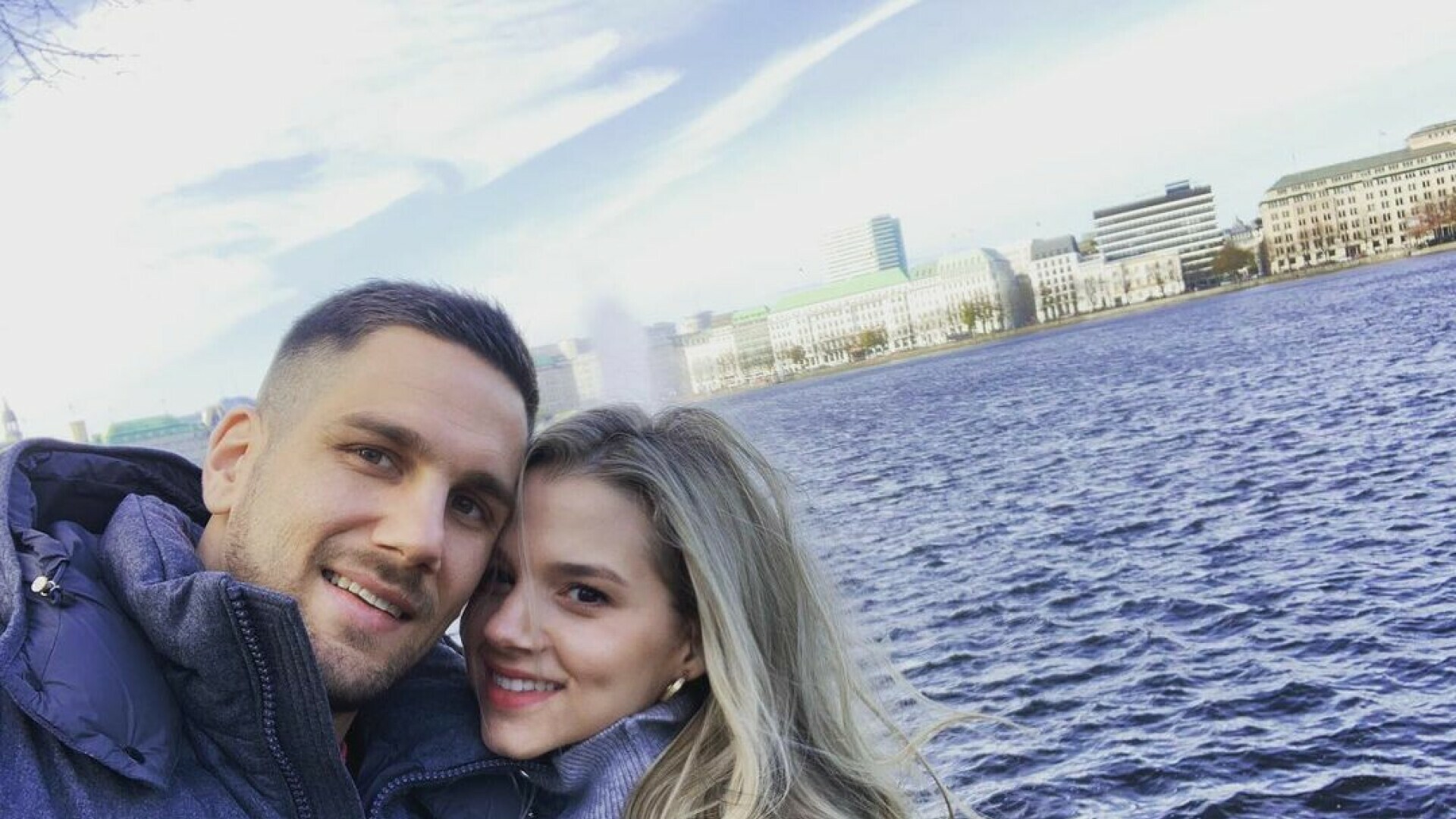 Naš rukometaš i lijepa supruga ovih dana imaju razloga za slavlje, on ...