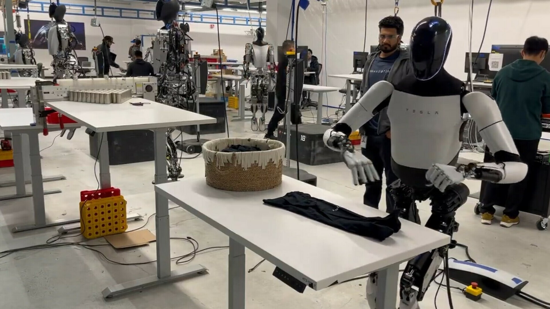 Teslin robot oduševio obavljanjem mrskog kućanskog posla, a onda je ...