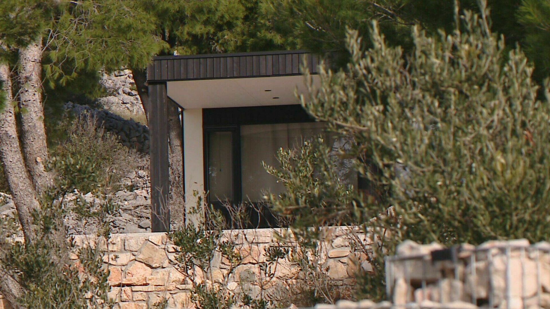 Počelo rušenje bespravnog kampa na Murteru u ekološki zaštićenom ...