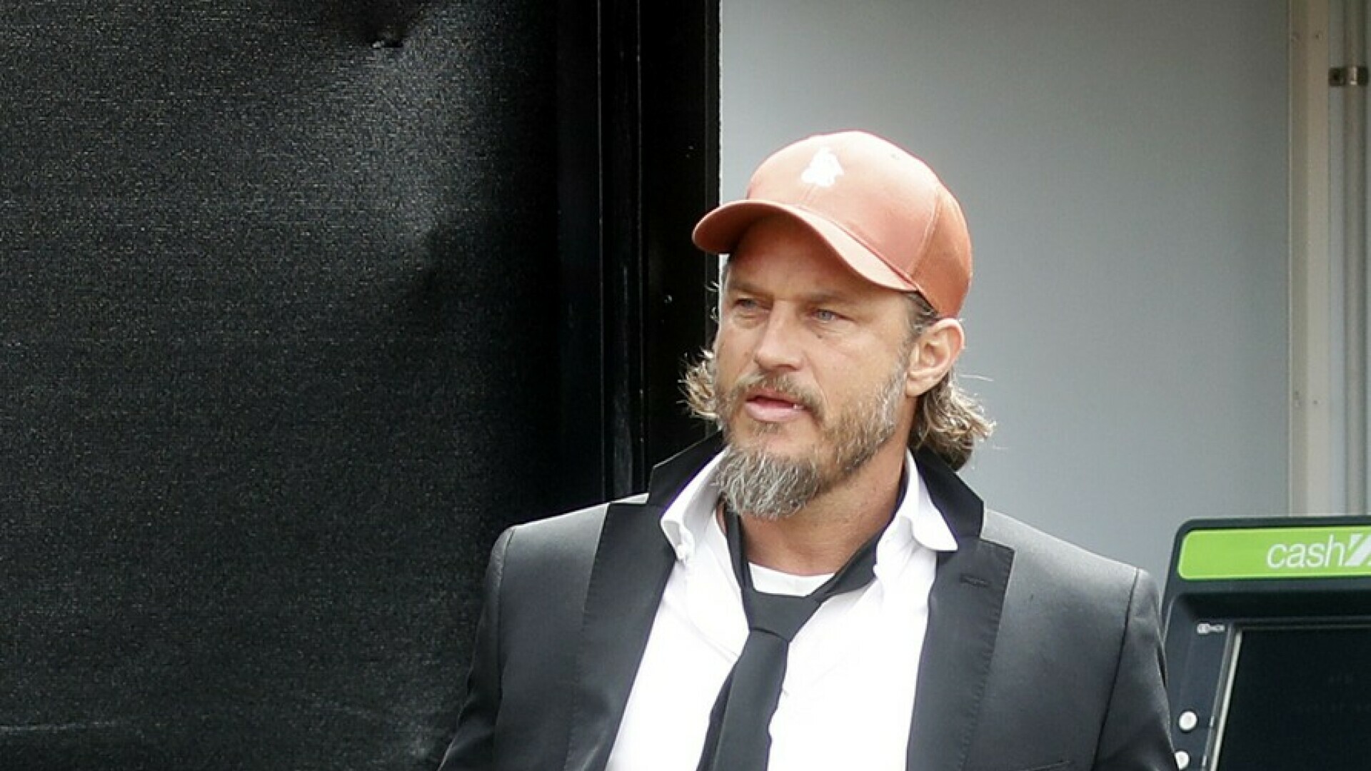 Kao zgodni viking mamio je ženske uzdahe, a s novim detaljima na licu ...