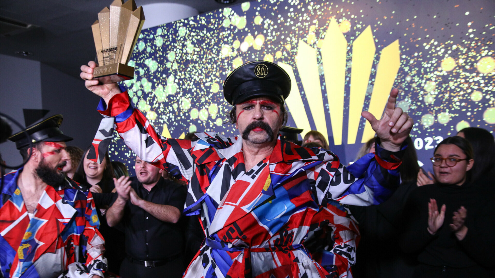 Let 3 ima Cesaricu za Hit godine: Nagradu im je uručio Gibonni, a i on ...