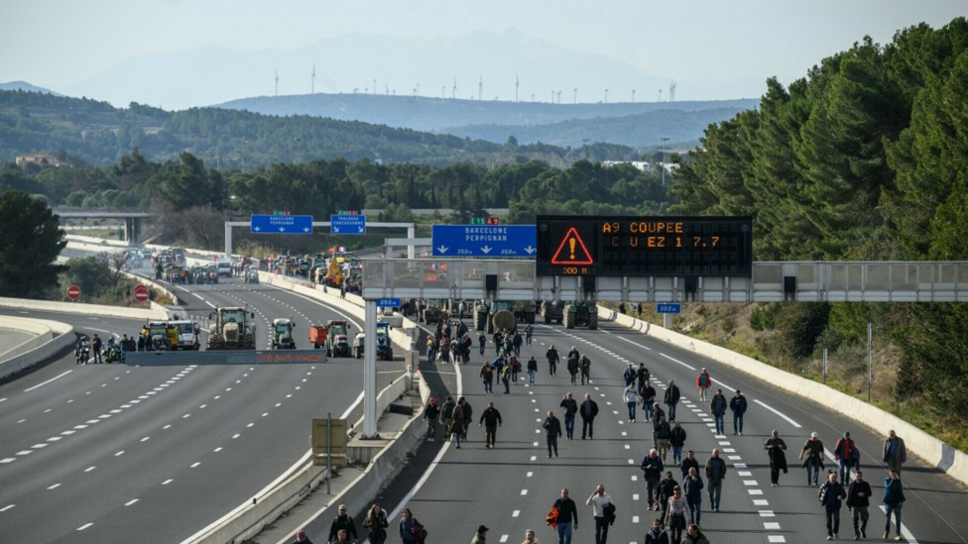 VIDEO Francuski seljaci blokirali autoceste: Konvoj traktora stvorio ...