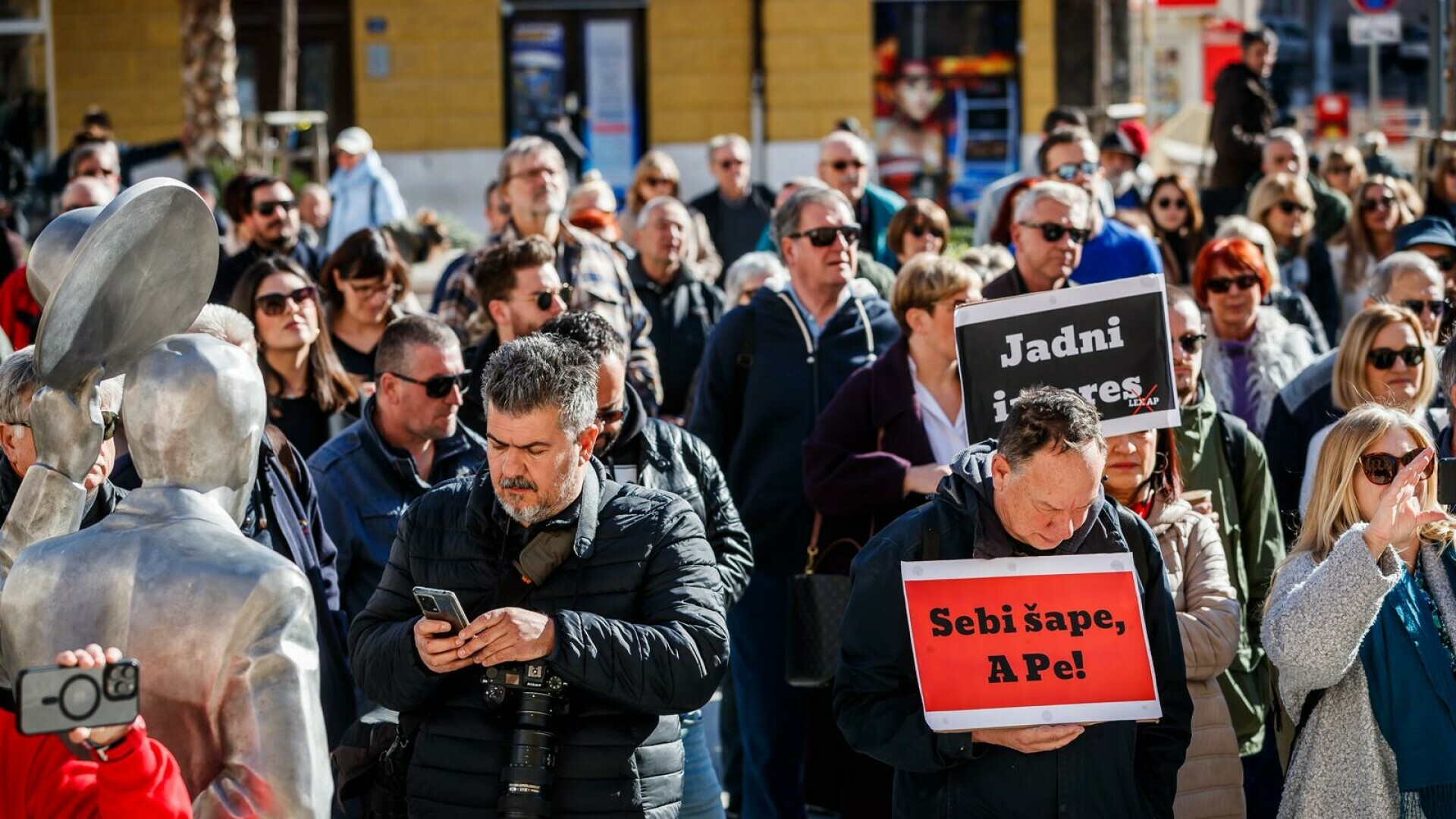 Novinari prosvjedovali protiv lex AP: "Plenki je malo nervozan"