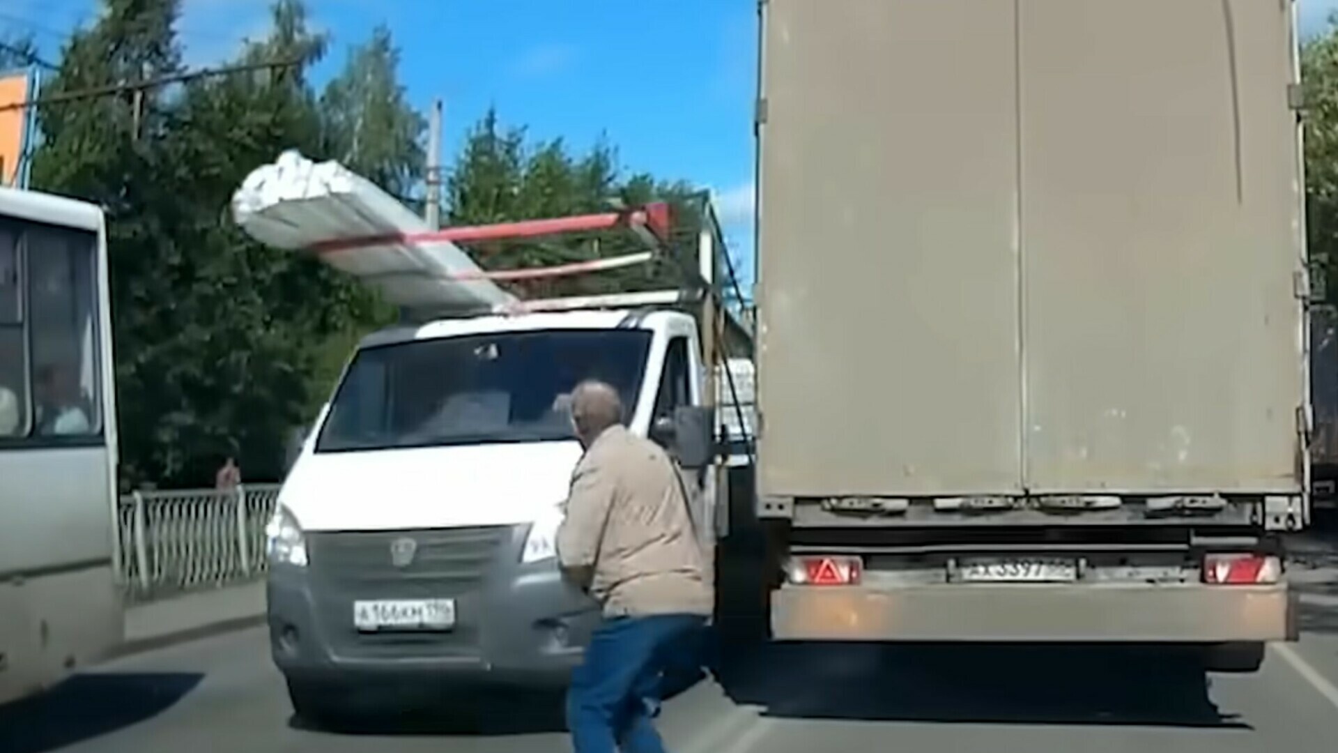 Imaju više sreće nego pameti, kamere snimile trenutke u kojima su za dlaku izbjegli najgore