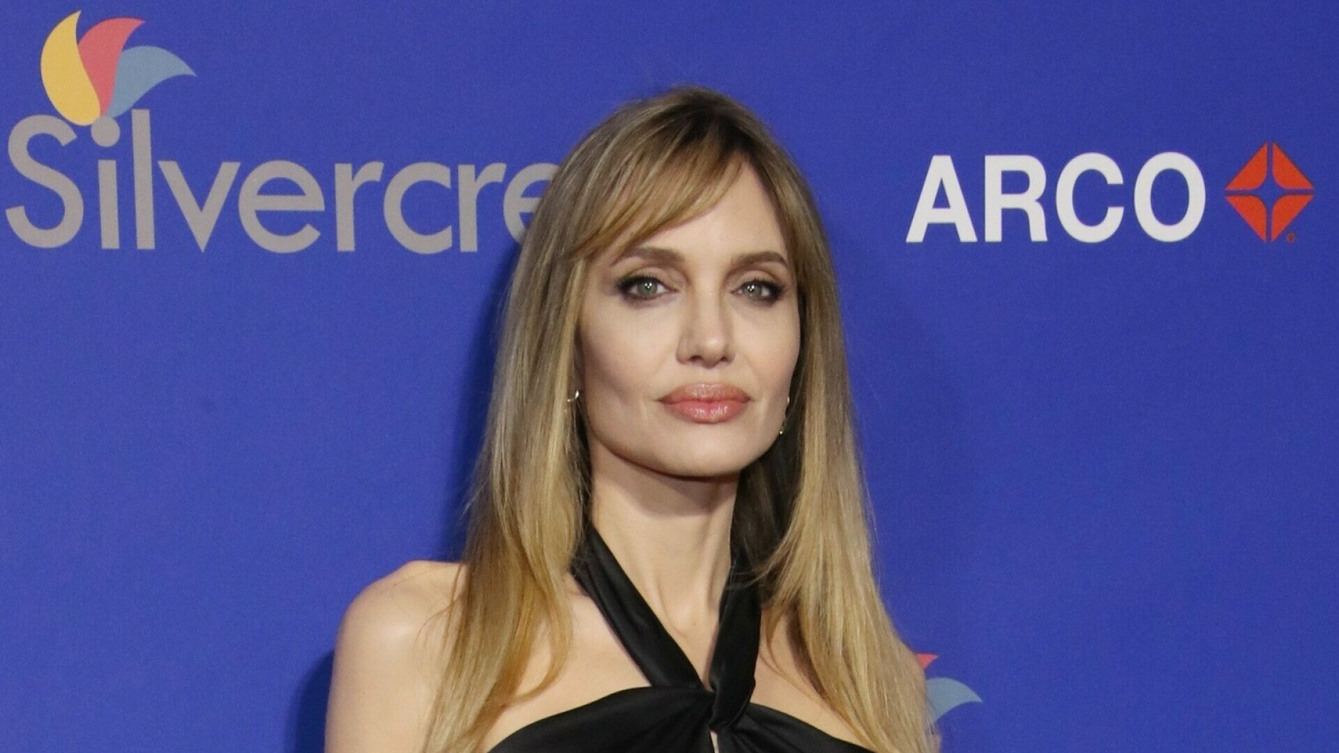 Angelina Jolie ima pun ormar divnih crnih haljina, ali ovaj put ...