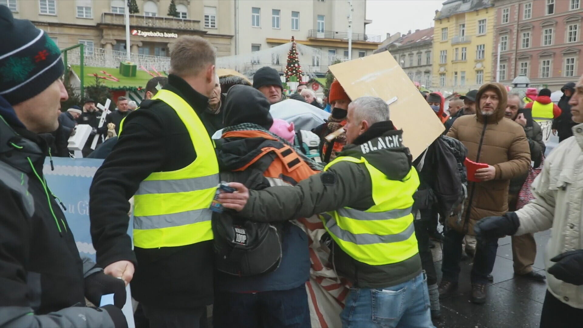 Burne reakcije na sukob molitelja i prosvjednika: "Očito nismo slobodna ...