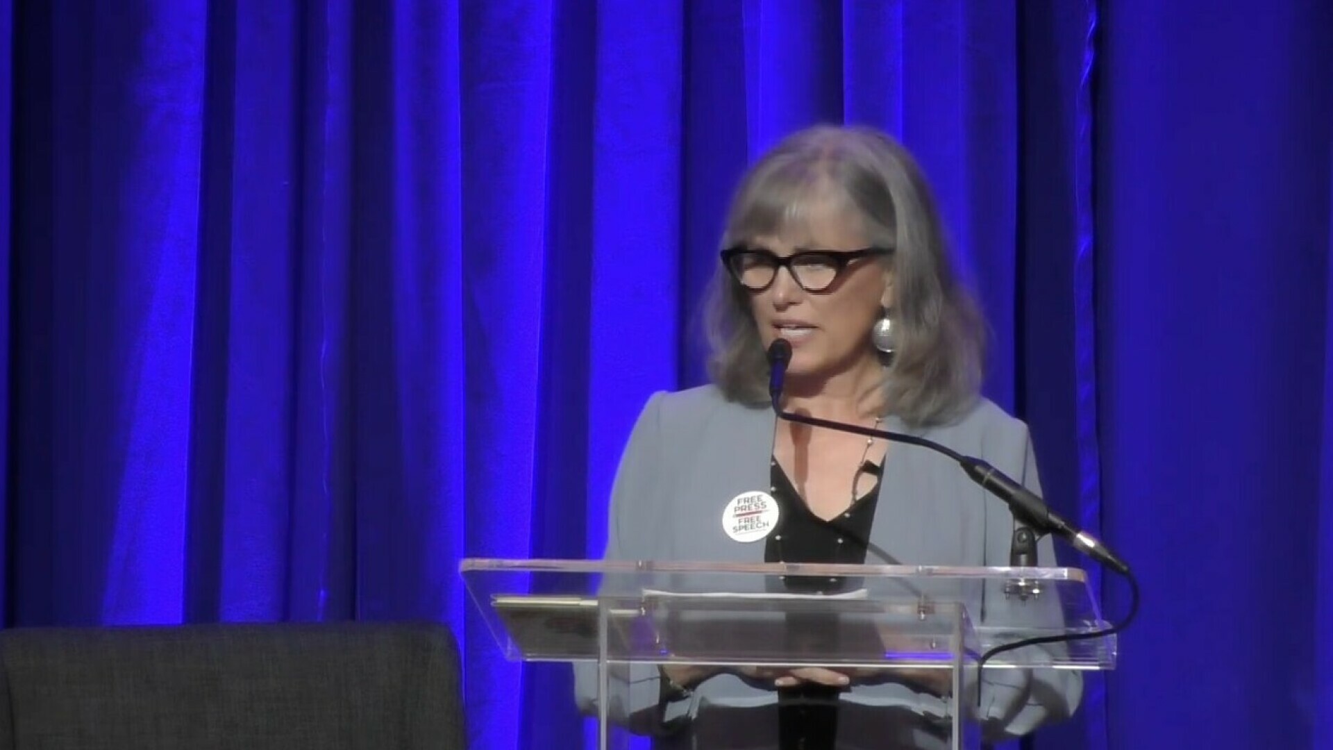 Washington Post povukao karikaturu Bezosa koji kleči pred Trumpom: Autorica dala otkaz