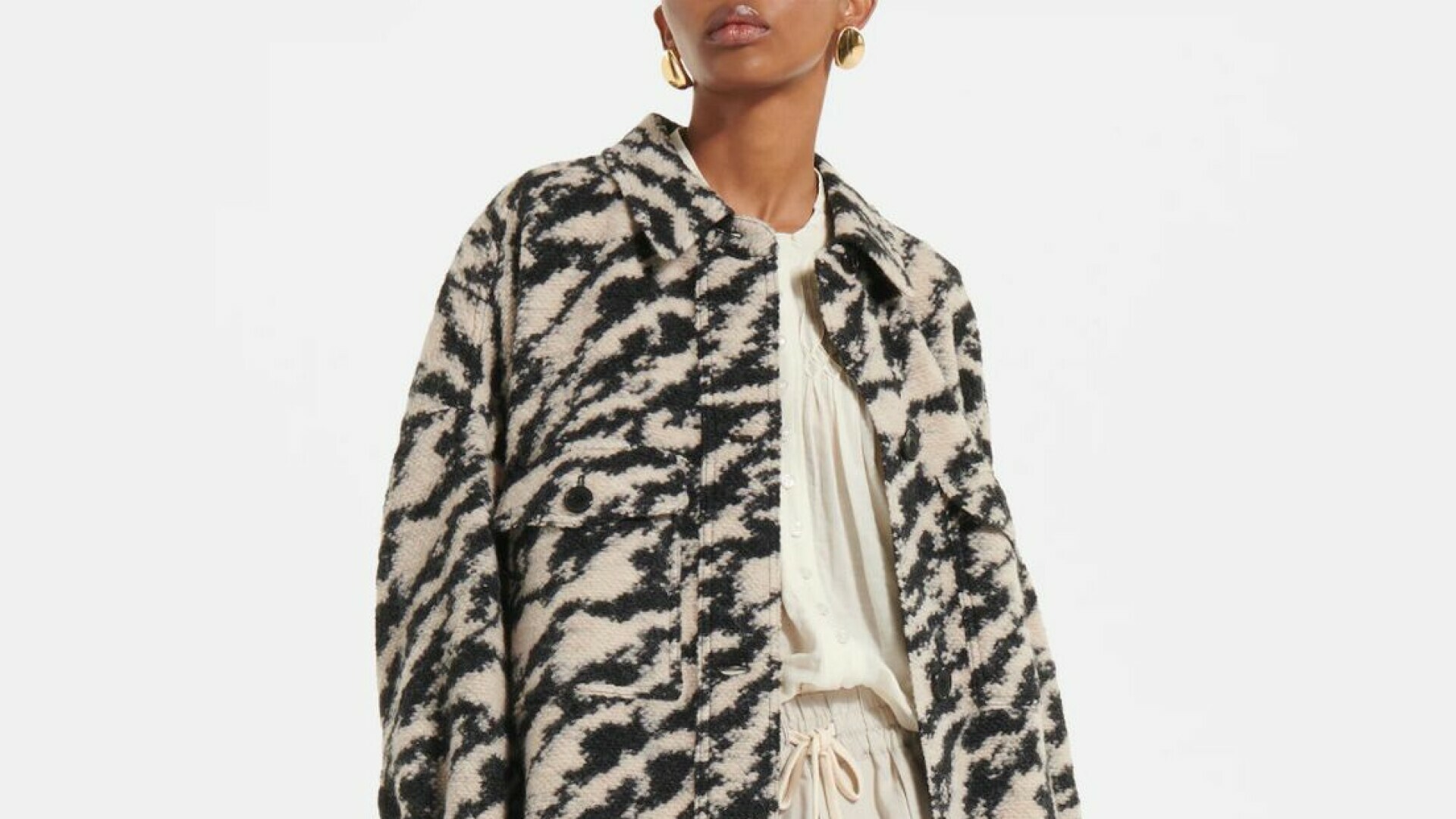 Nina Badrić u kaputu koji je toliko dobar da zaslužuje baš ovakav XXL buket