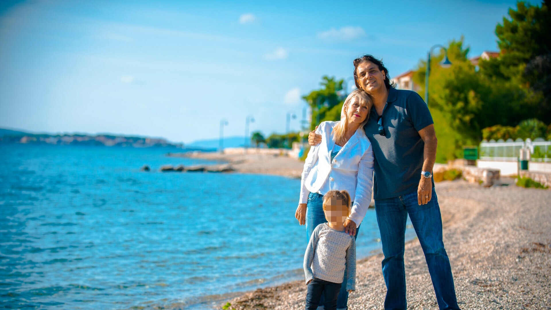 Tko je samozatajna supruga ovog proslavljenog pjevača? Kći je naše ...