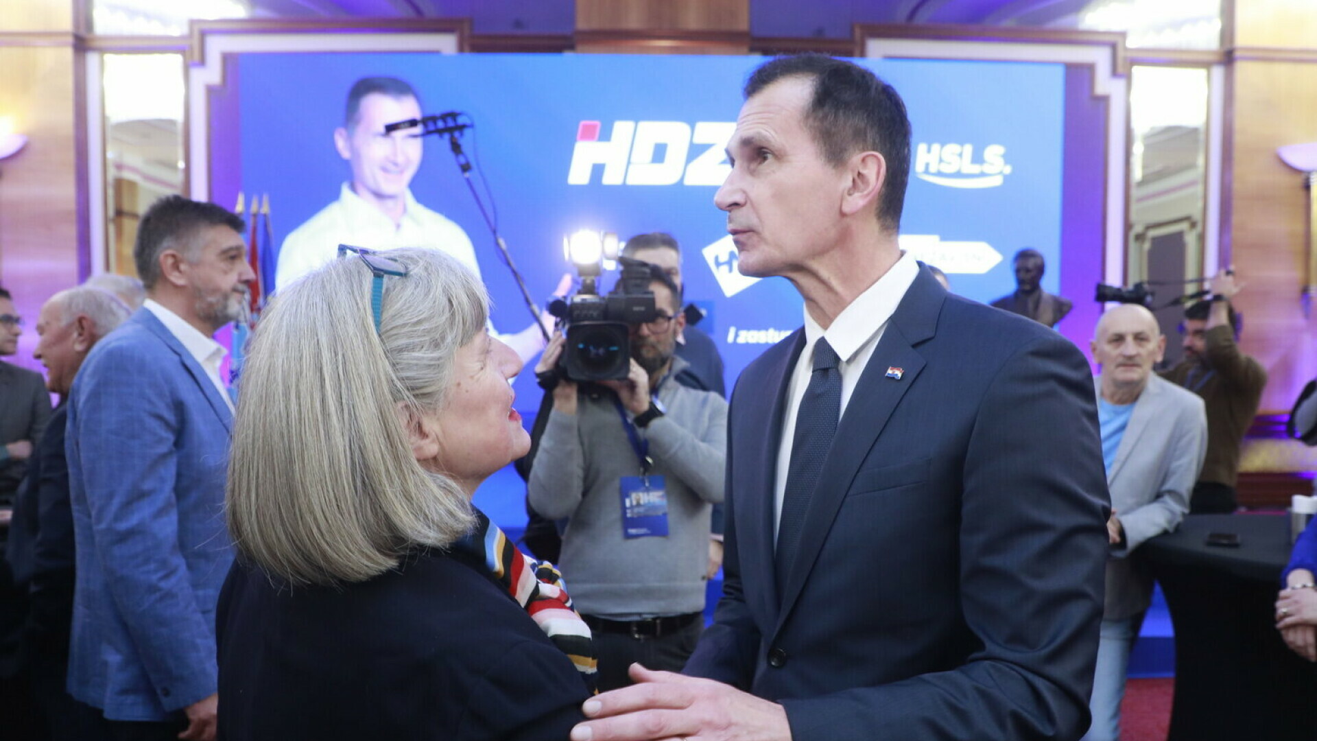 FOTOGALERIJA Pogledajte atmosferu iz gubitničkog stožera