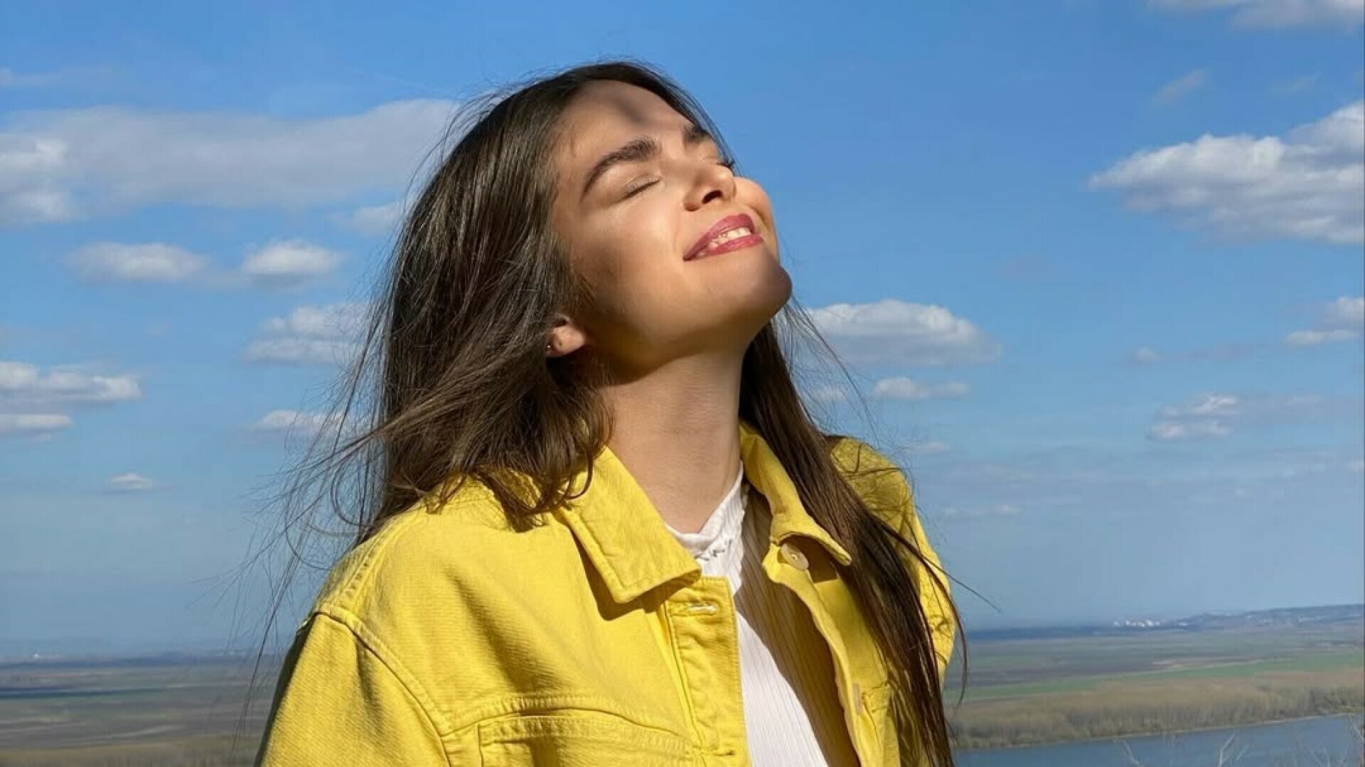 Supruga Igora Kojića u brutalno kratkoj haljini istaknula noge, jasno je zašto ne skidaju osmijehe!