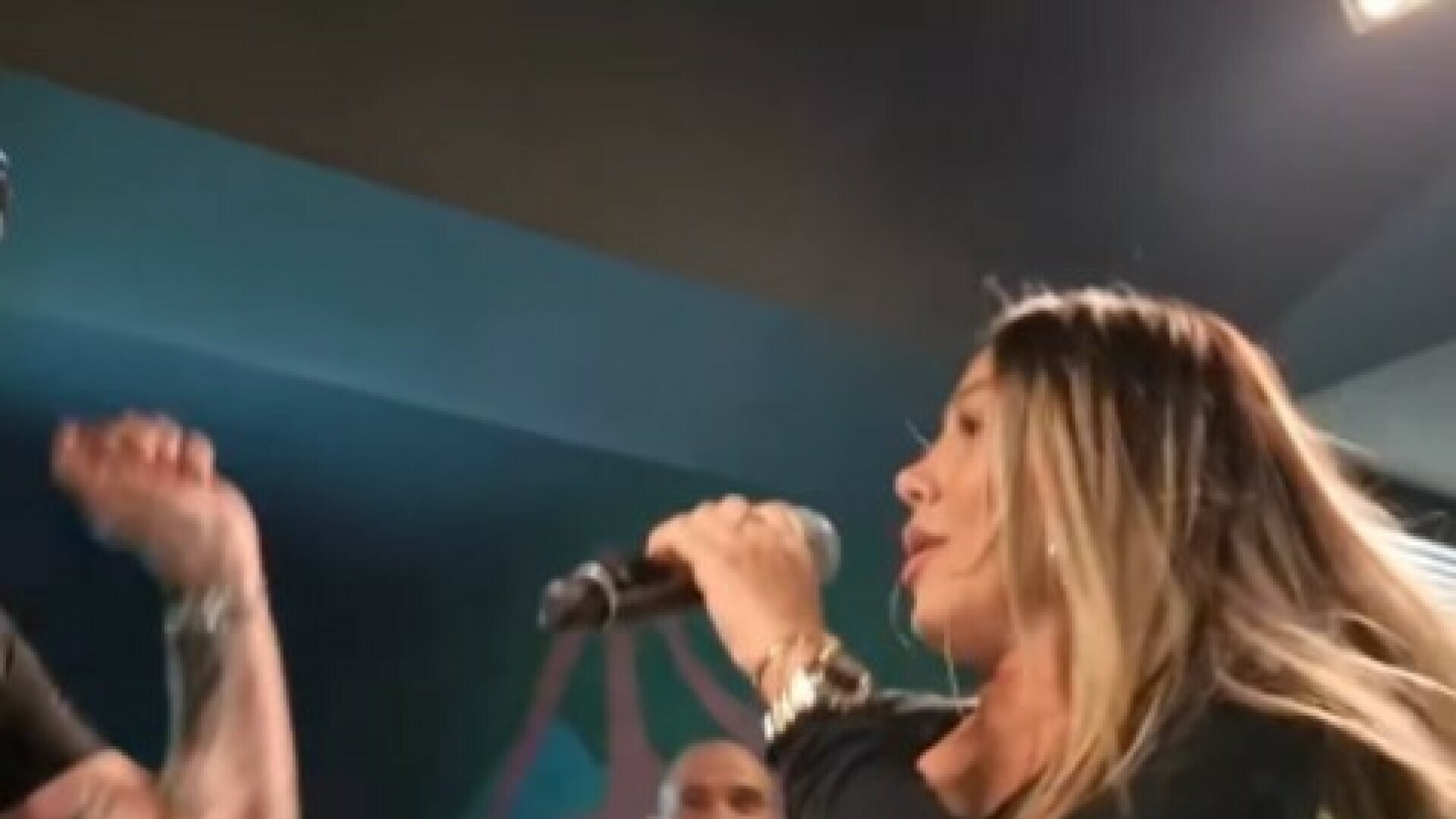 Svi pričaju o outfitu folk-pjevačice koja je nastupila u Hrvatskoj, malo je falilo do katastrofe!