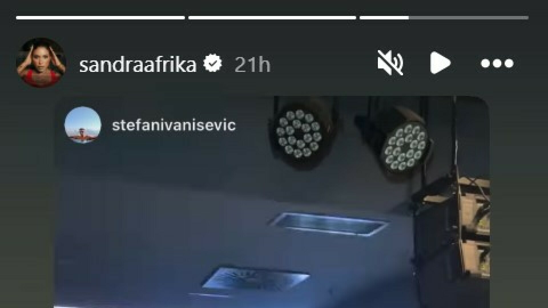 Svi pričaju o outfitu folk-pjevačice koja je nastupila u Hrvatskoj, malo je falilo do katastrofe!