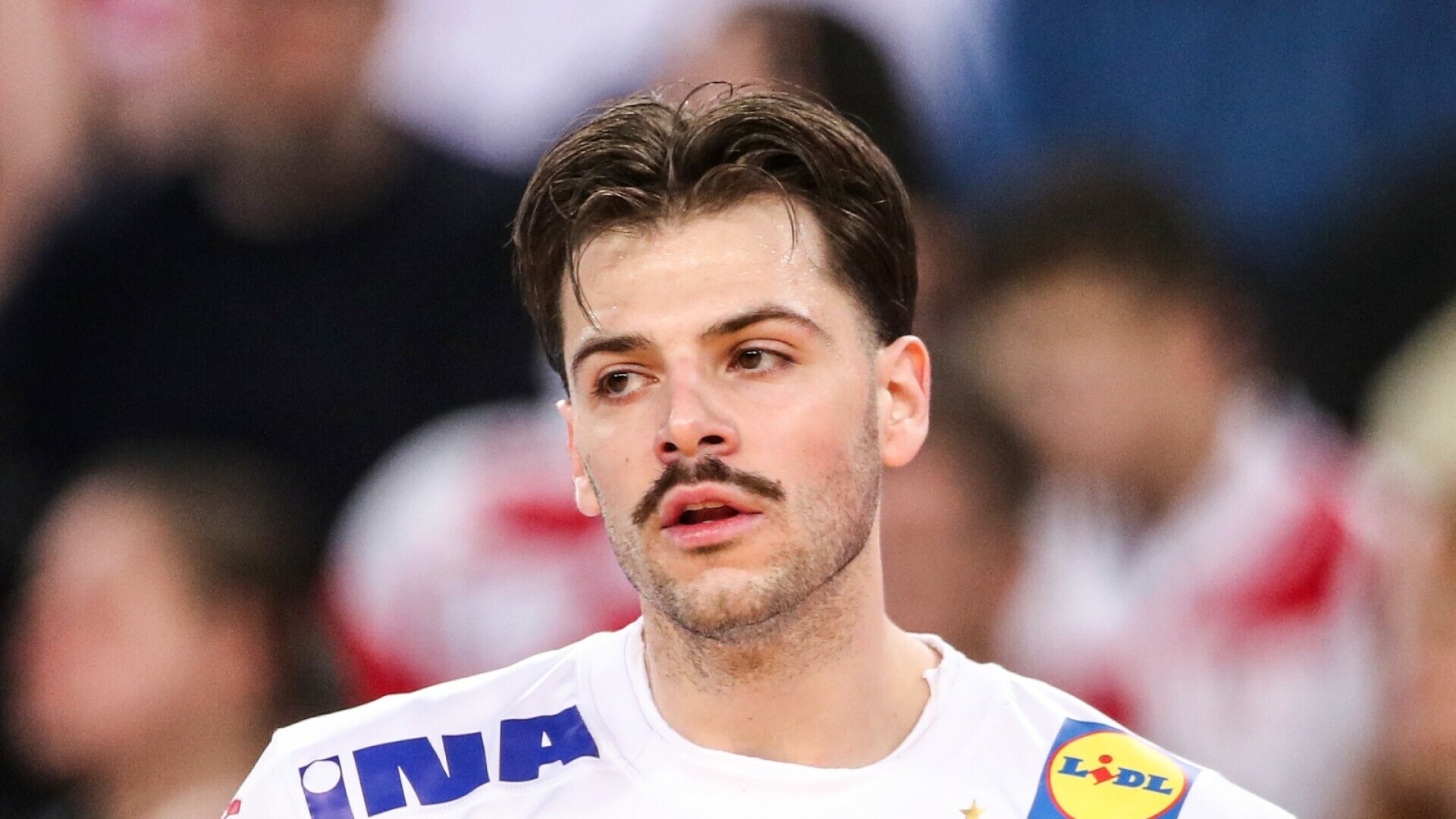 Naš mladi rukometaš nosi brkove bez brade i izgleda - kao kavalir iz prošlih vremena