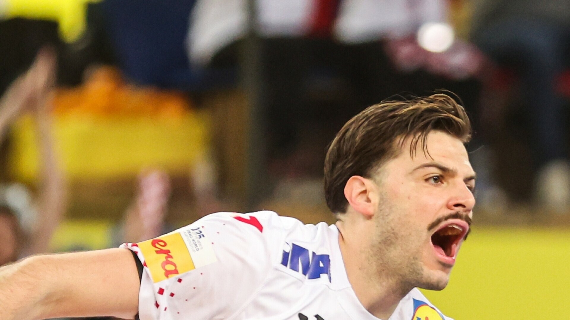 Naš mladi rukometaš nosi brkove bez brade i izgleda - kao kavalir iz ...