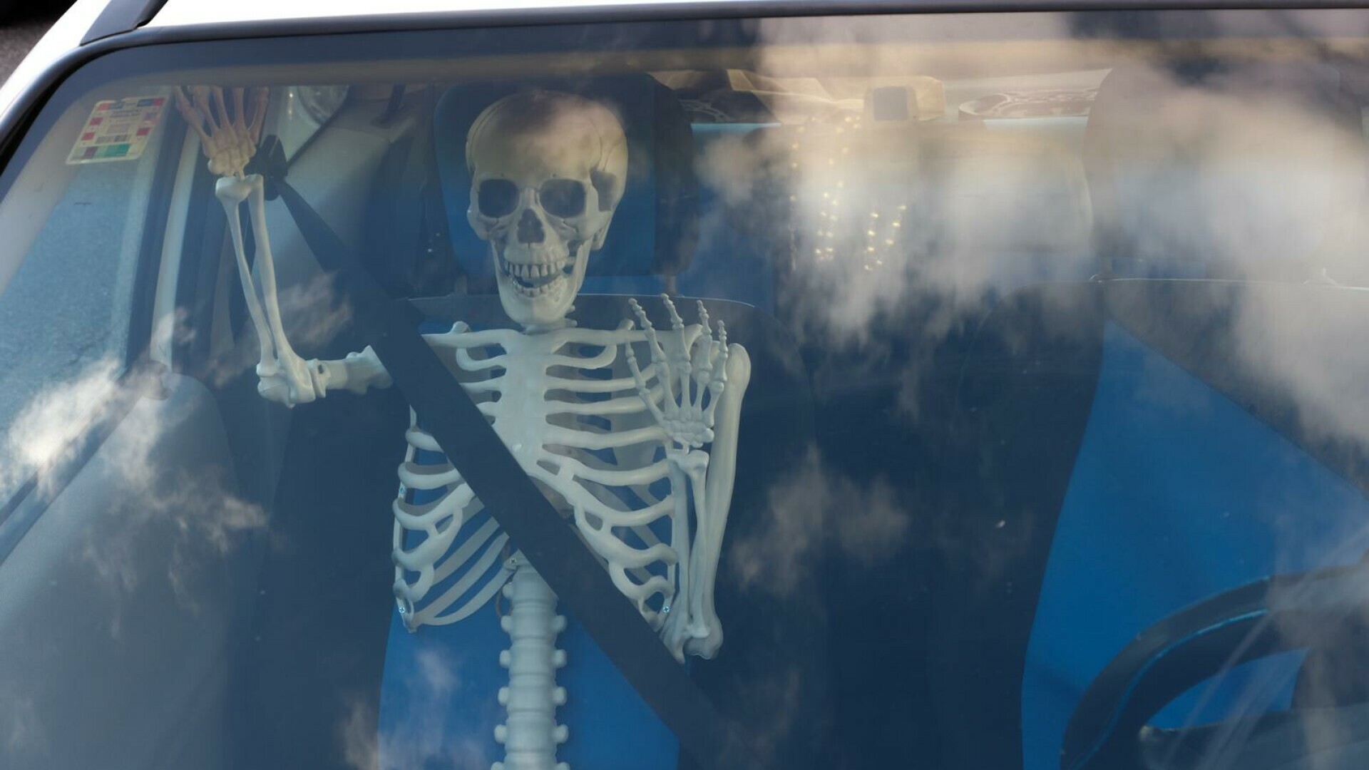 Kostur u autu iznenadio prolaznike: Evo o čemu se radi