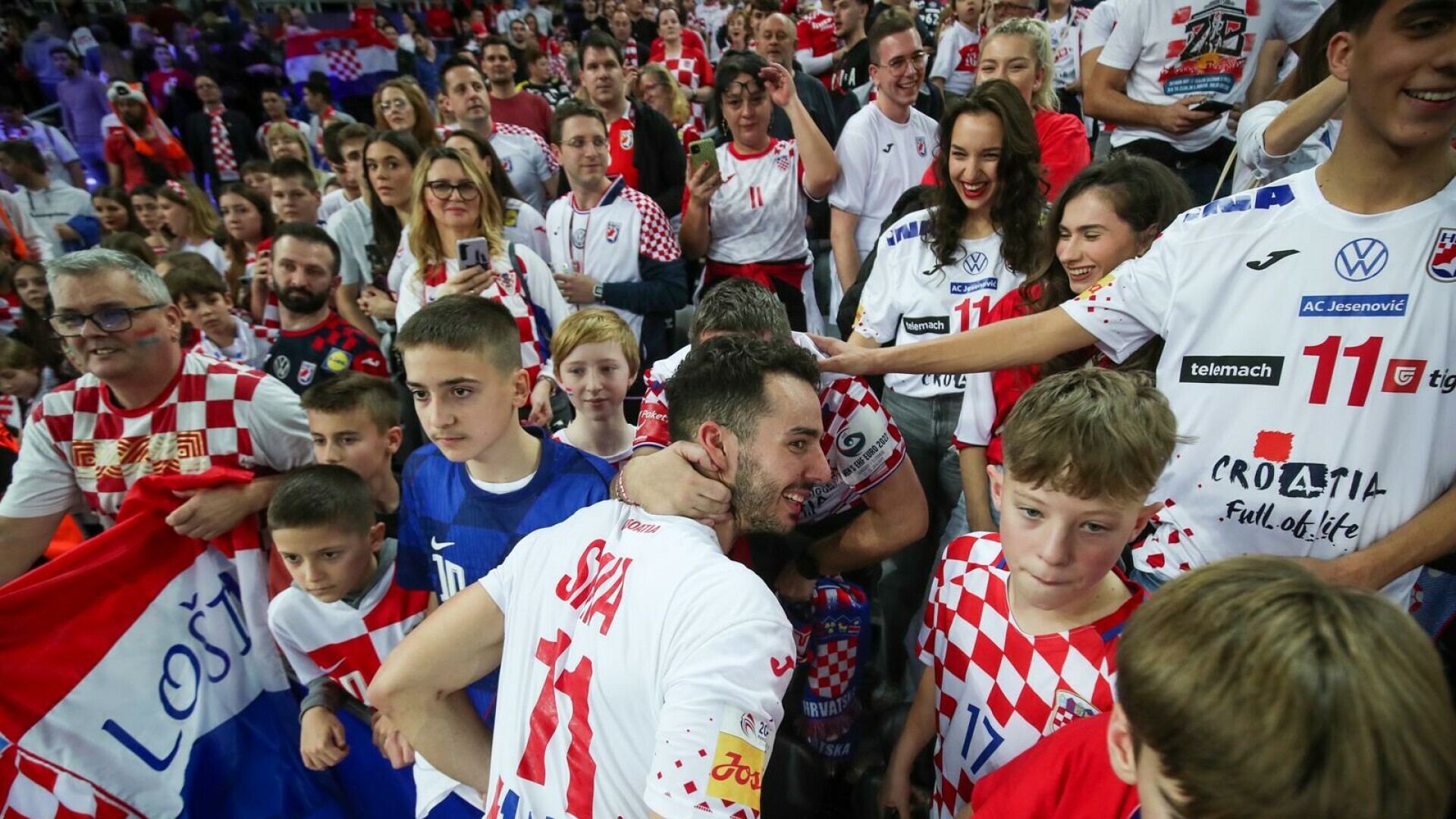 Zvonimir Srna u zagrljaju s prekrasnom djevojkom nakon četvrtfinala