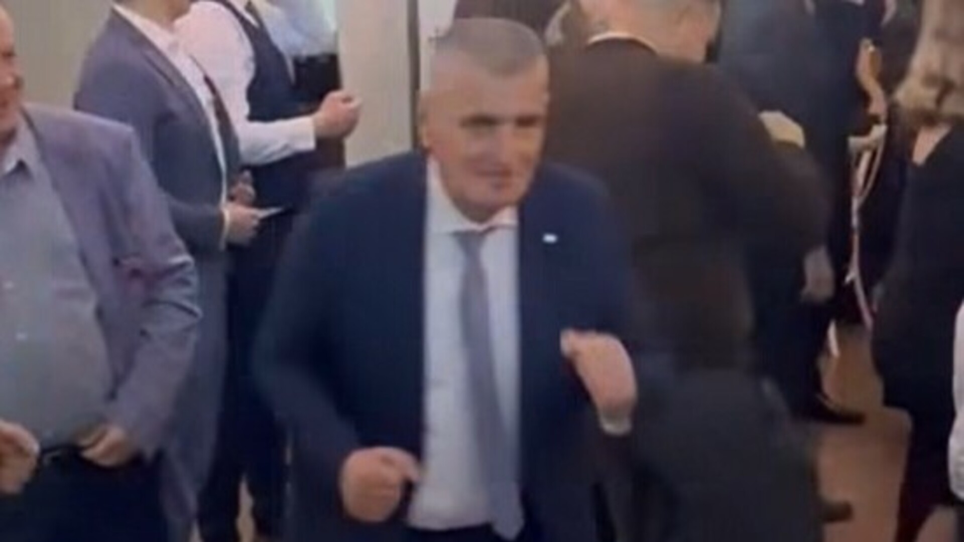 Bulj zaplesao u sinovim svatovima: ''Kad ženiš najstarijeg sina, a imaš ...