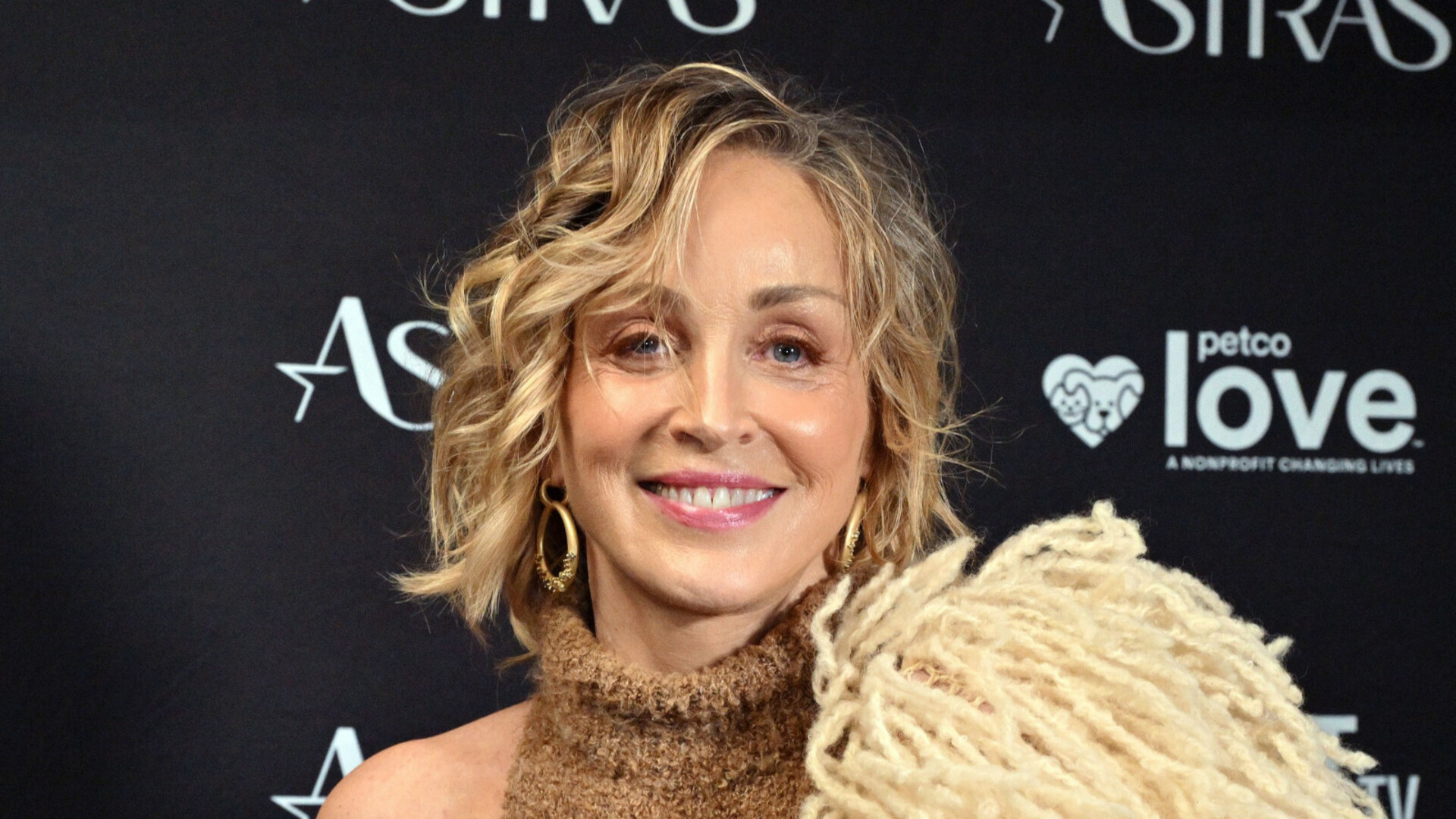 Sharon Stone: Kombinacija u kojoj ukrašeni sako vodi glavnu riječ, ali ...
