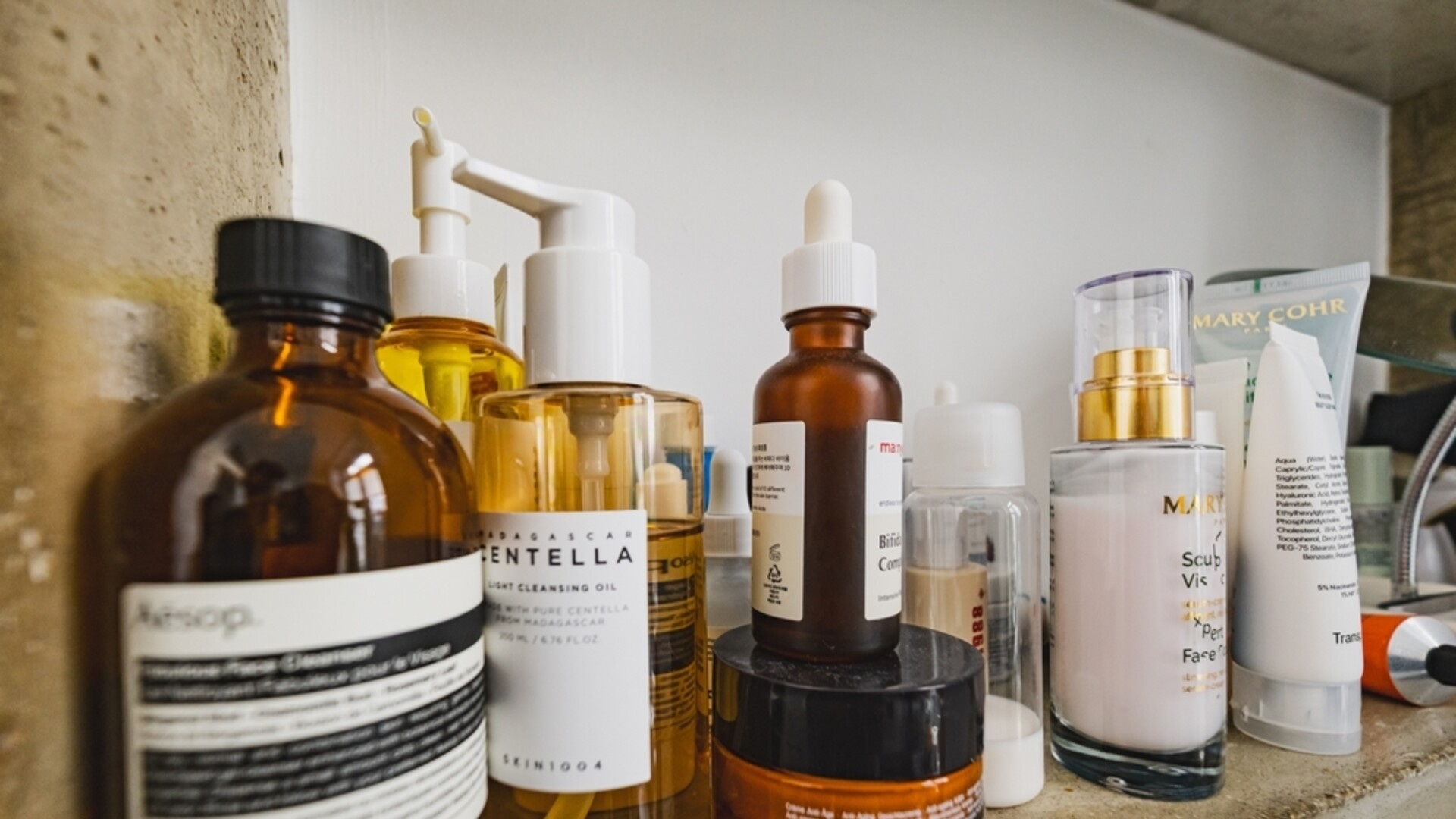 Kozmetički proizvodi koje nikada ne biste trebali držati u kupaonici ...