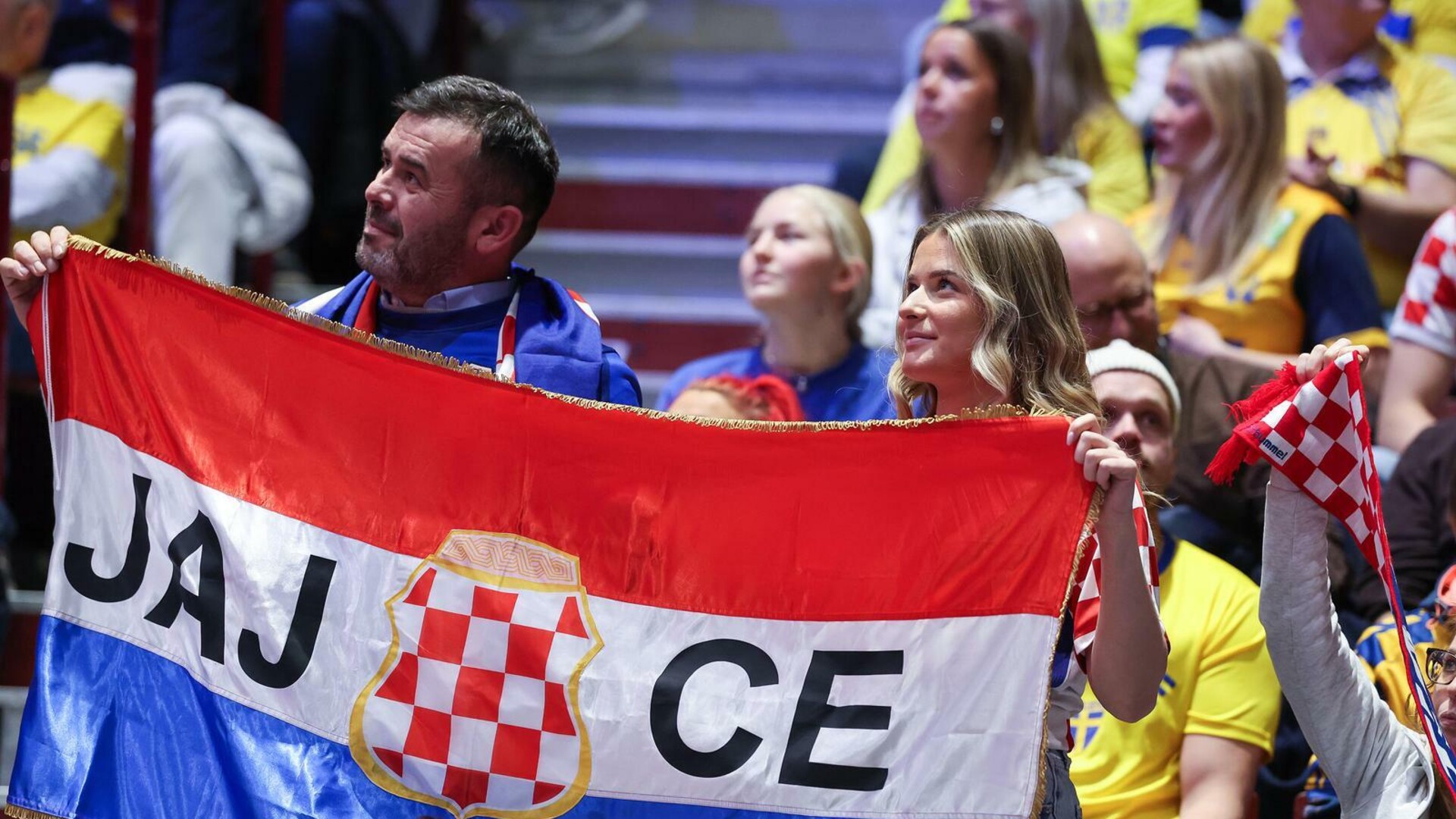 EHF ipak ''popustio'' s pjesmama: Na utakmici protiv Švedske orili se ...