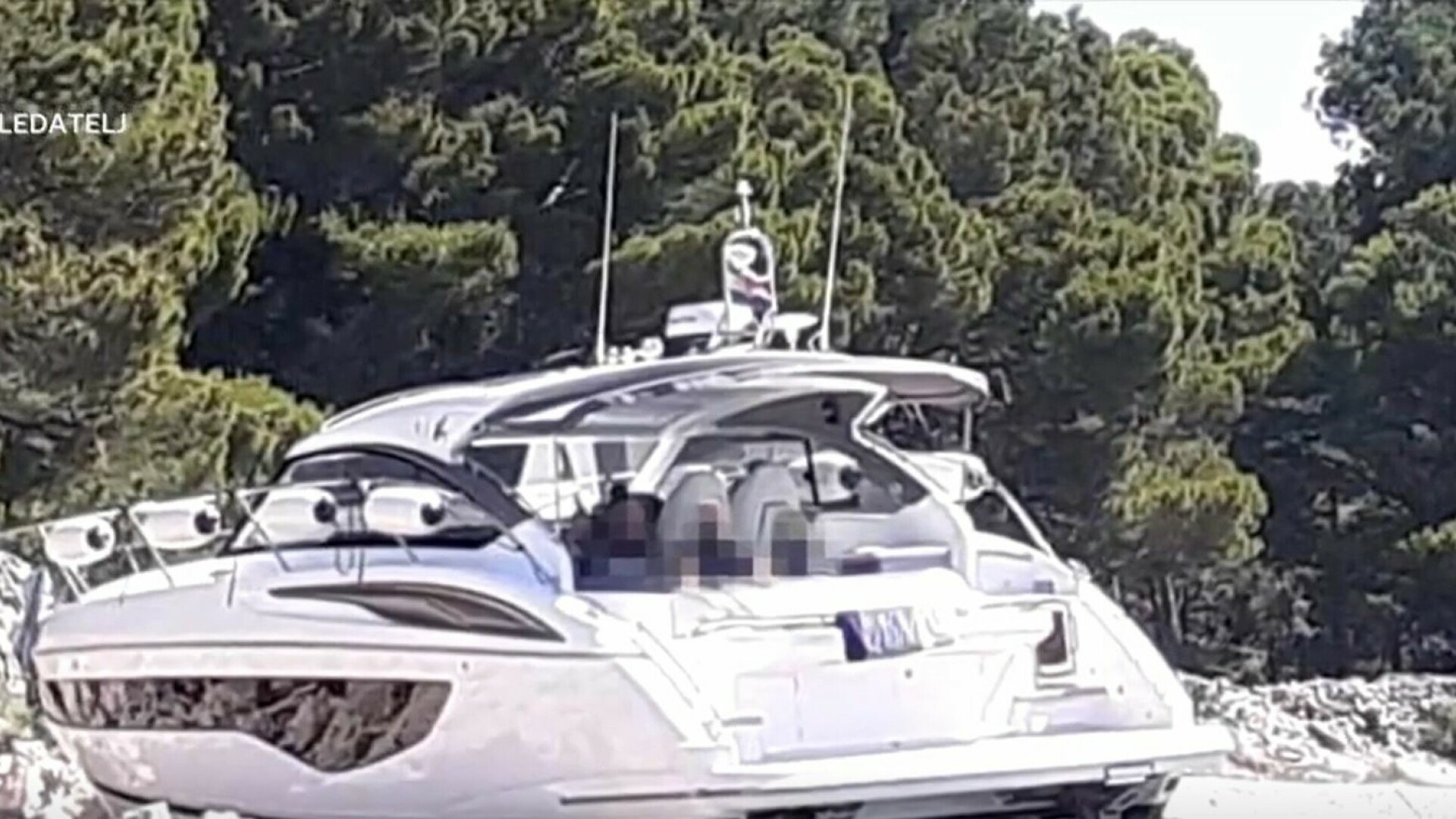 FOTO Ovo nije bilo lako postići! Jahta od 11 metara cijelom se dužinom ...