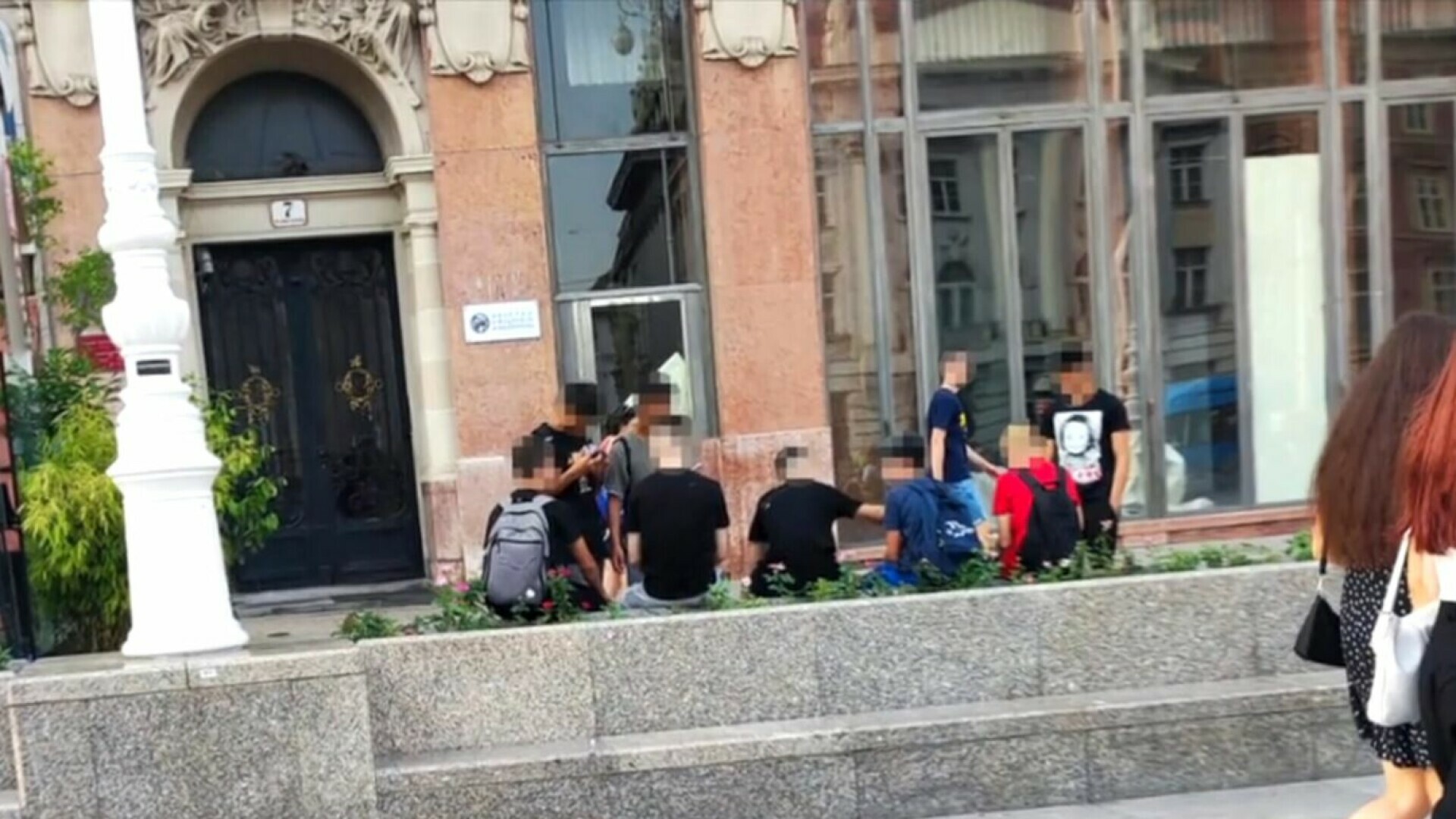 Pogledajte snimku naoružane bande koja u centru Zagreba napada ...