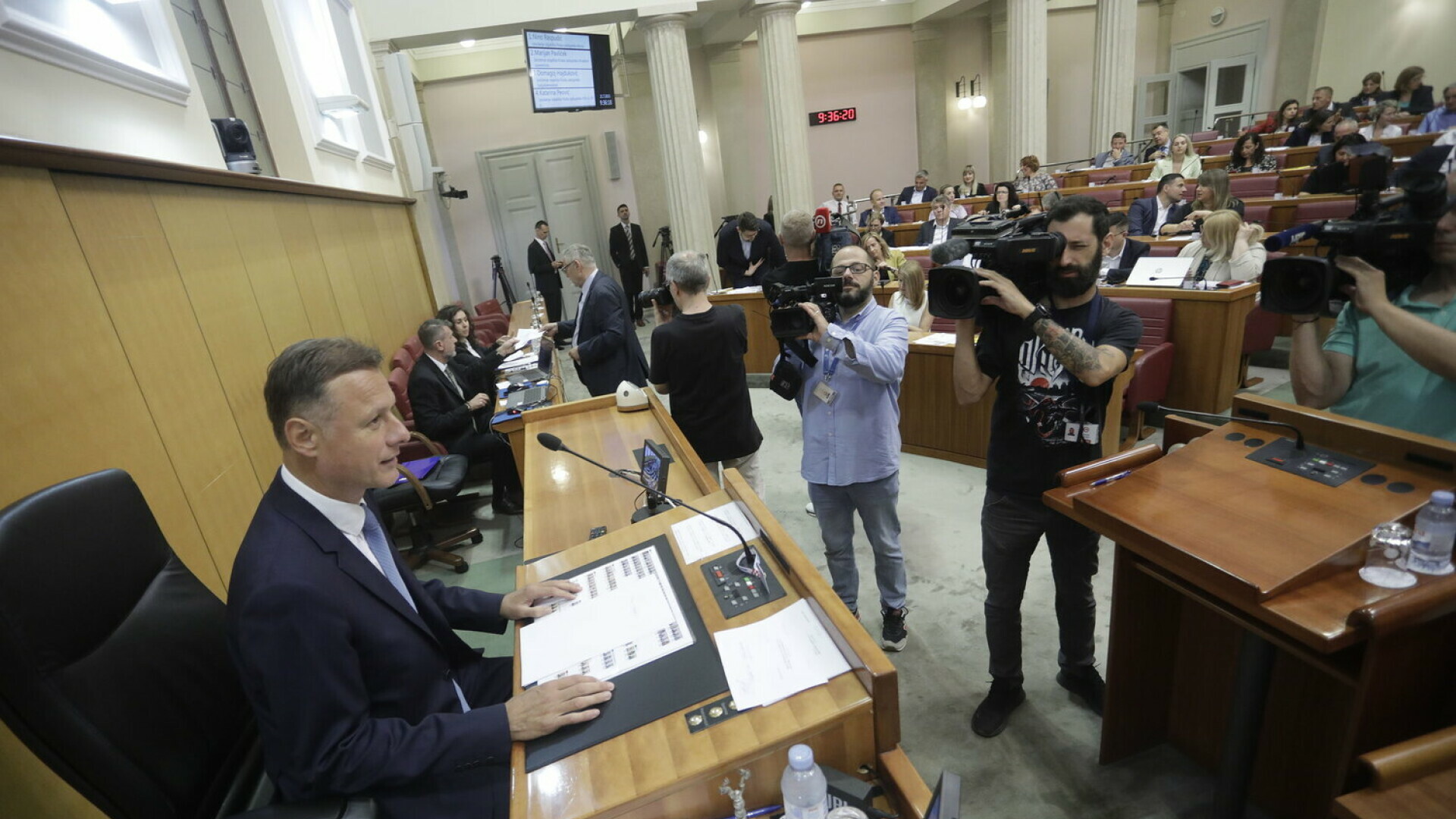 Počela izvanredna sjednica Sabora: O mišu, vragu, kugi, oluji i ...