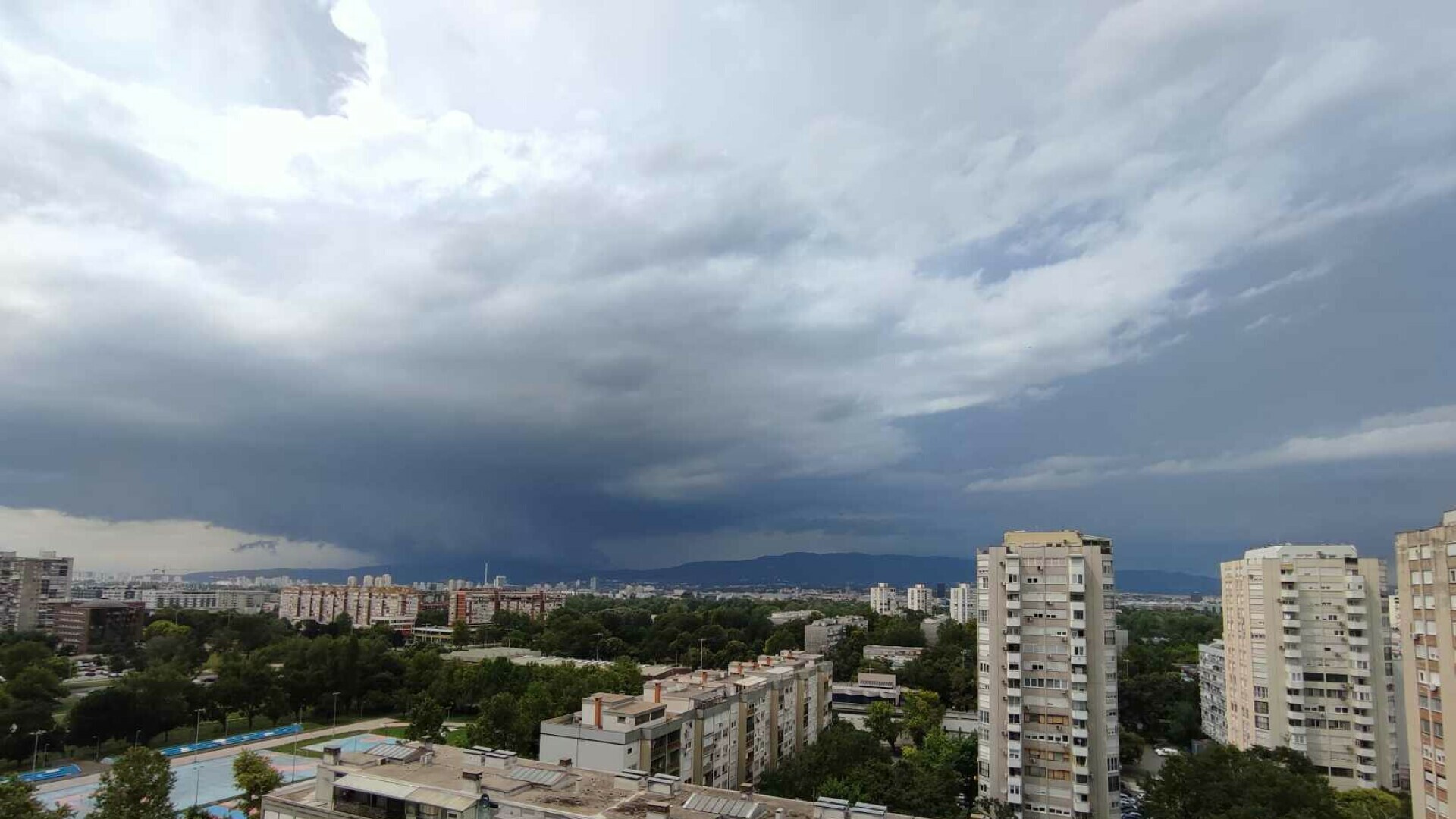 VIDEO Jak pljusak u Zagrebu, ulice poplavljene. Na udaru i Slavonija ...