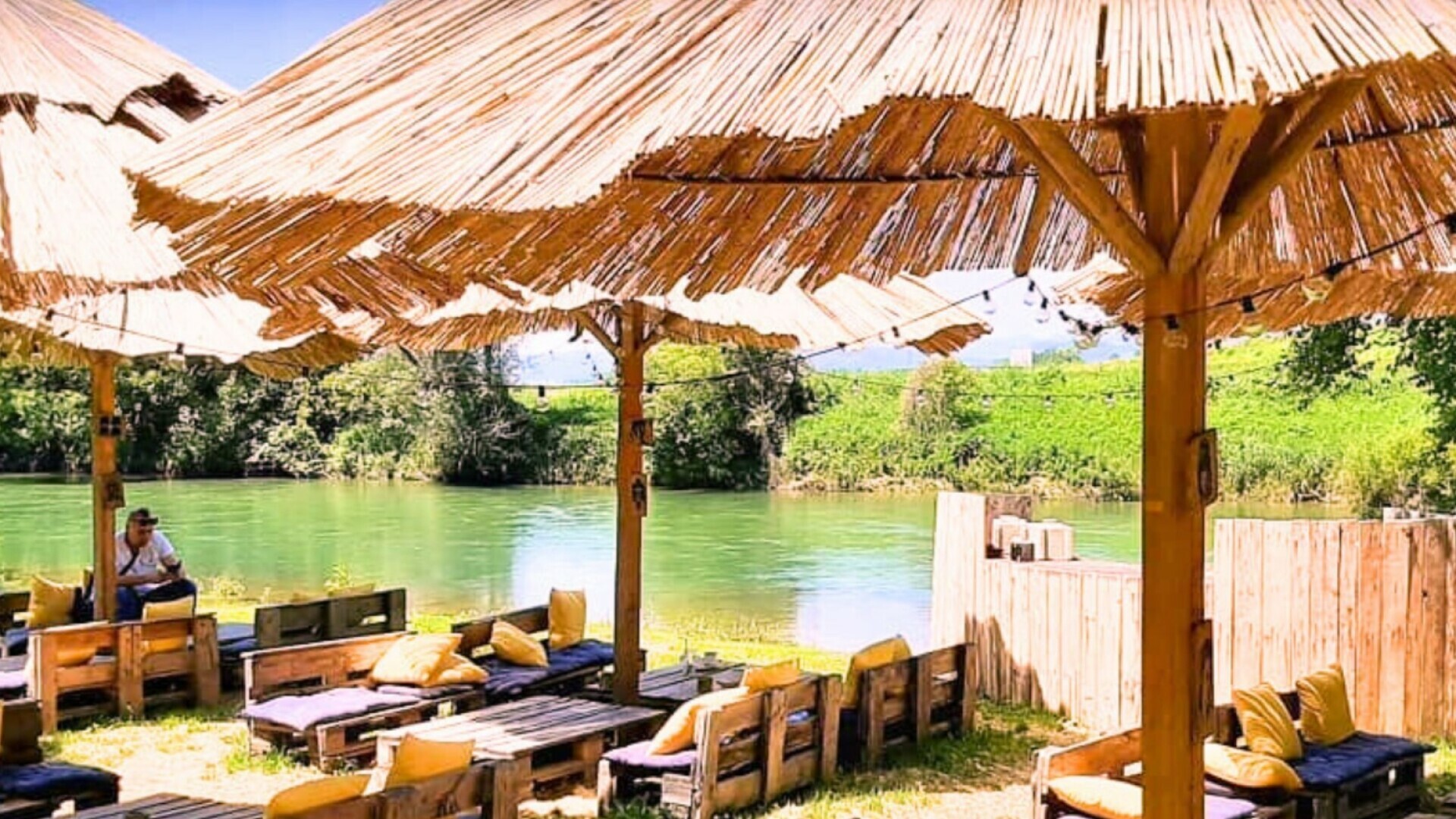 Beach-bar blizu Zagreba u kojemu se može leći uz rijeku i uživati u ...