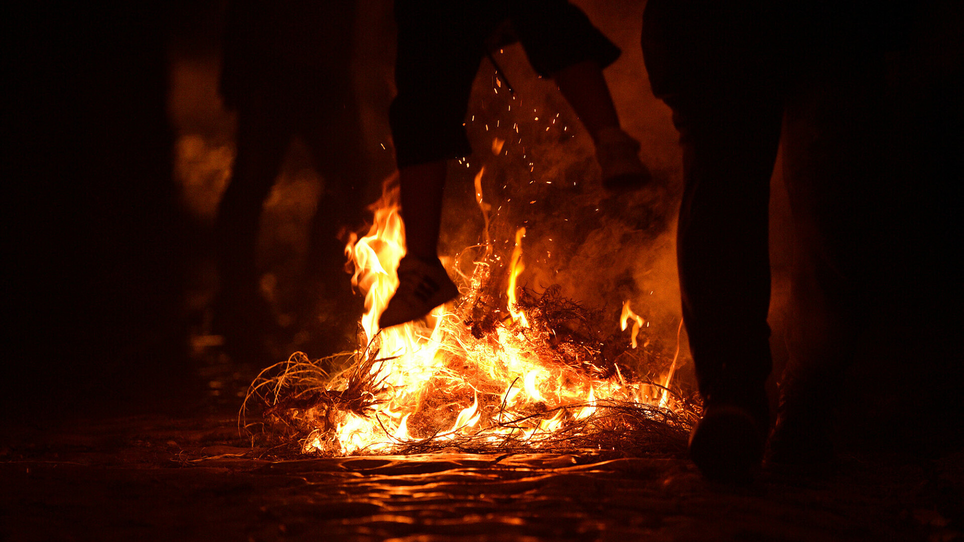 Vatrene ulice na Korčuli: Uzbudljivi skokovi preko dima i plamena za očuvanje cmija