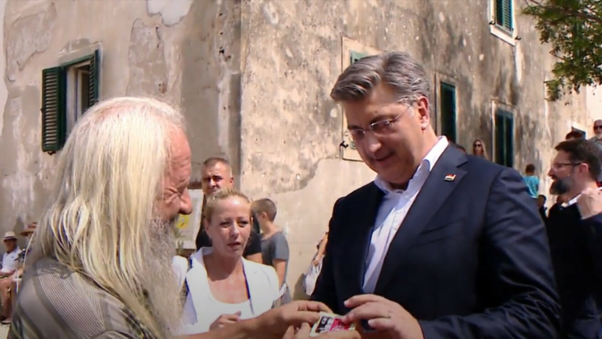 VIDEO Plenkoviću dao govno u kutijici, ali ne bilo kakvo: Pogledajte ...