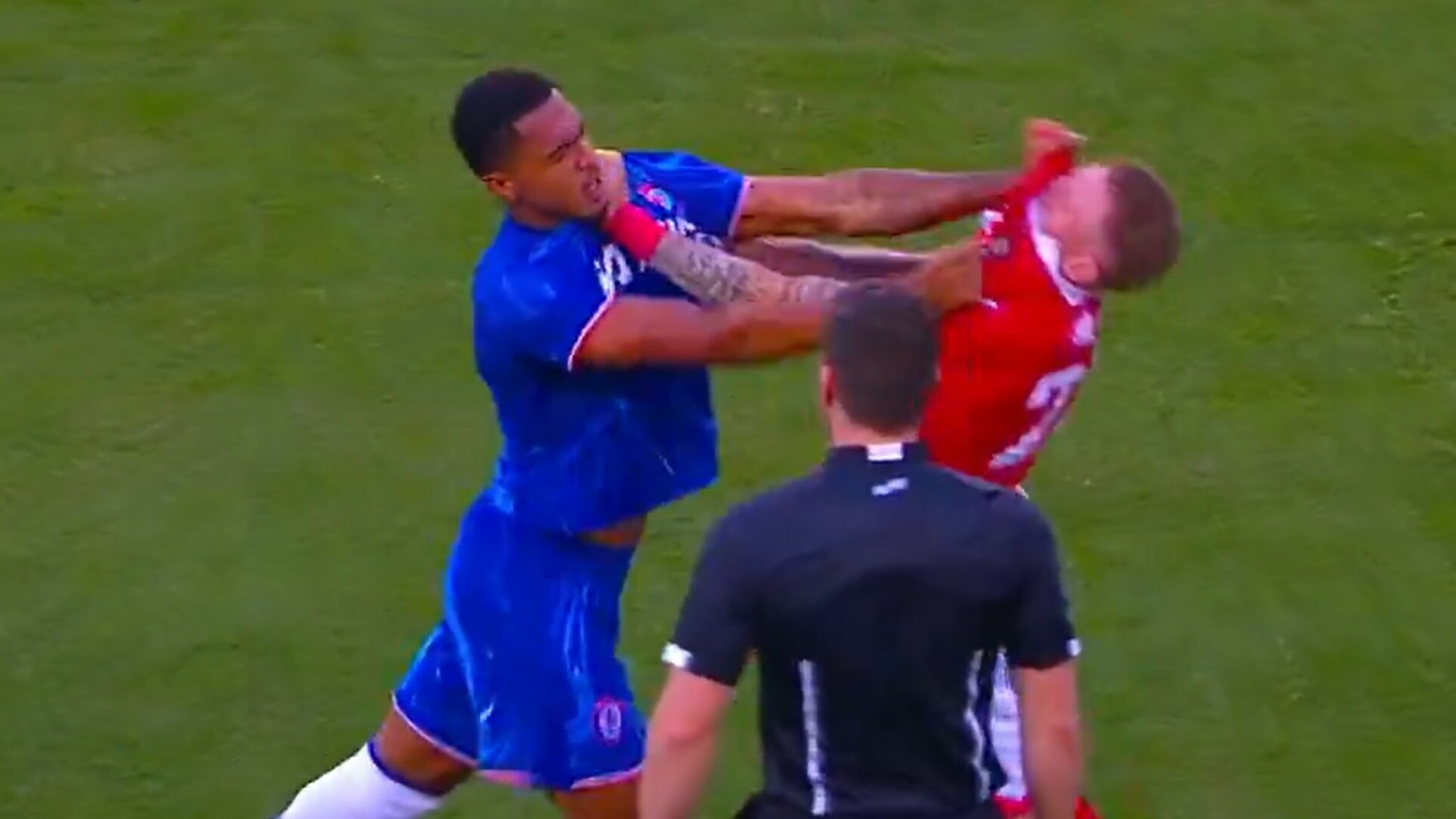 VIDEO Stoper Chelseaja potukao se na prijateljskoj utakmici: Sukob s ...