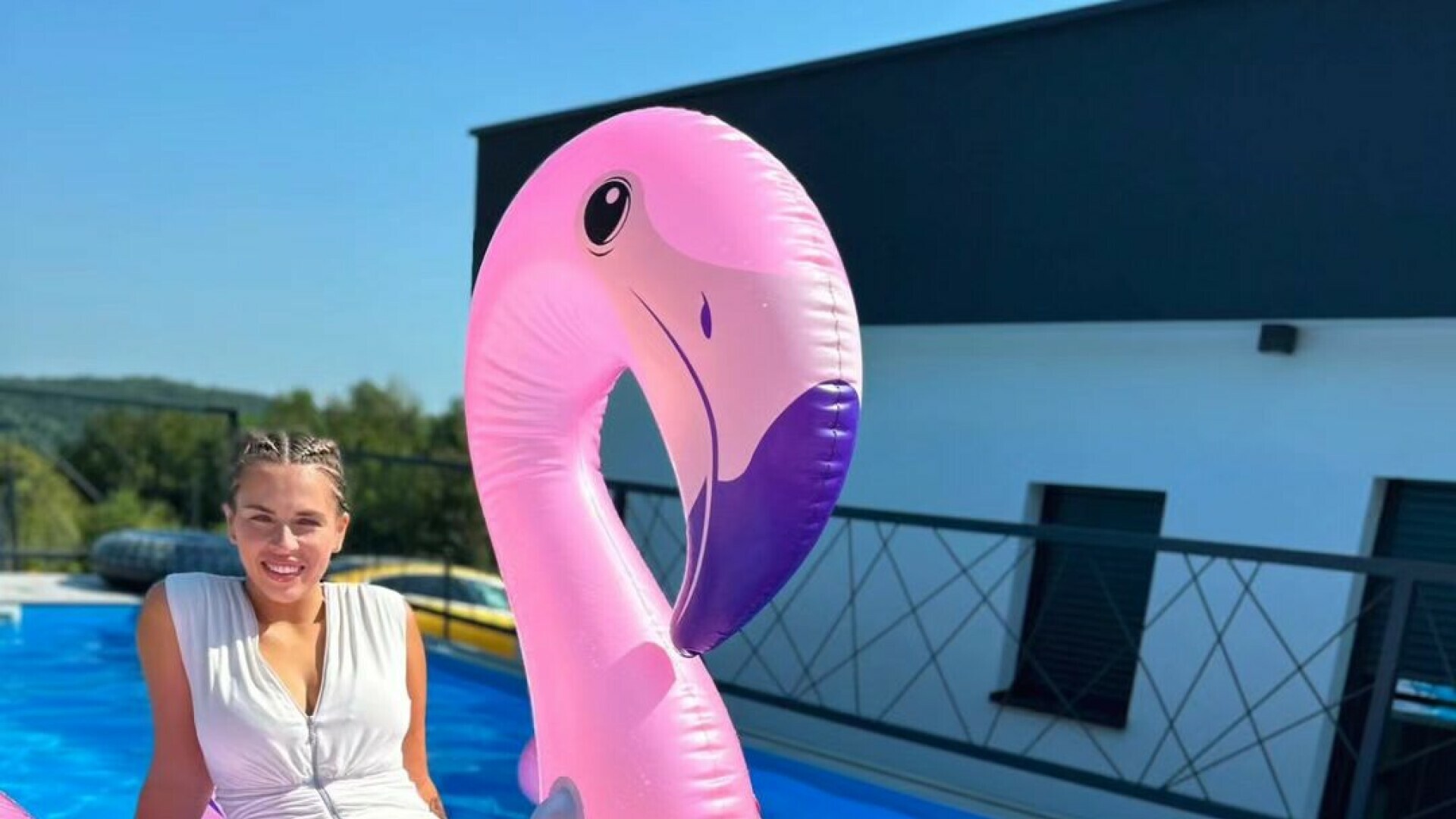 Fotografija Nives Celzijus koja stoji između dva nabildana i tetovirana ...