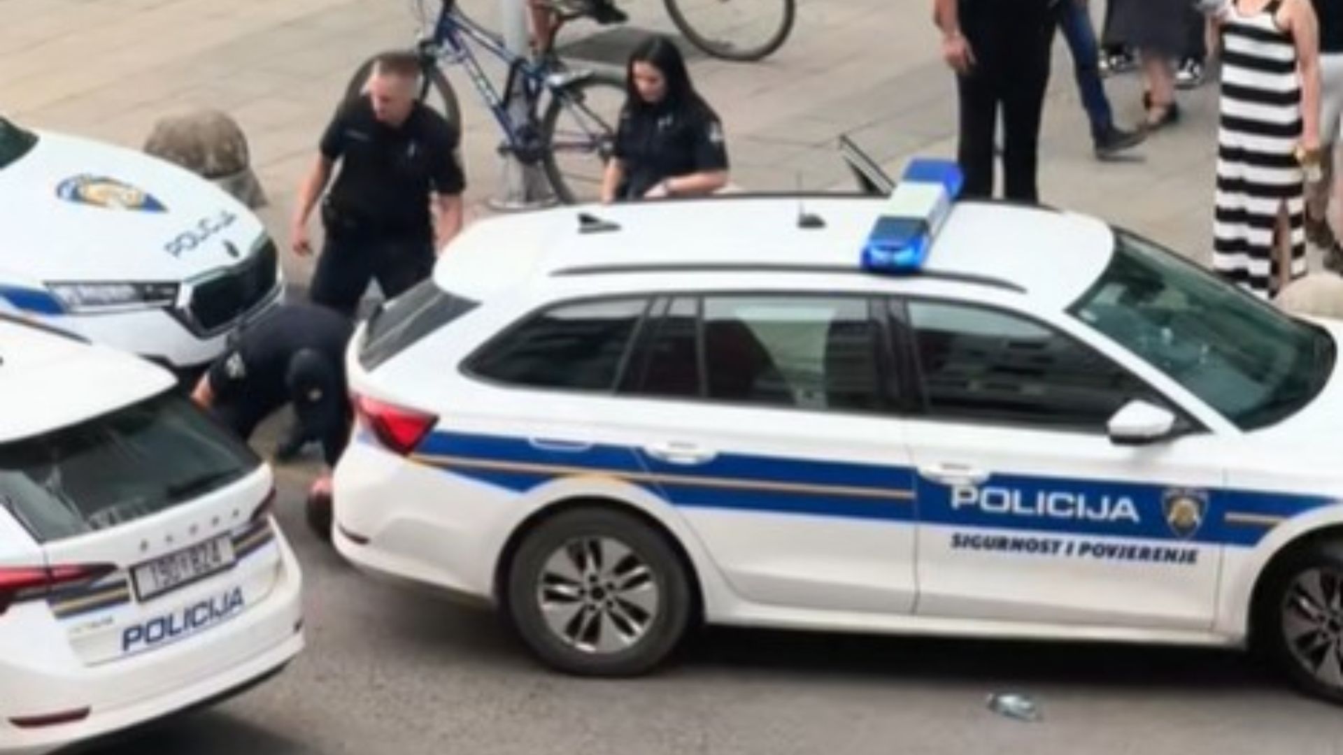 VIDEO Širi se snimka uhićenja, policajac lupio muškarca koji je ležao na tlu: "Kom se ti ku*čiš?"