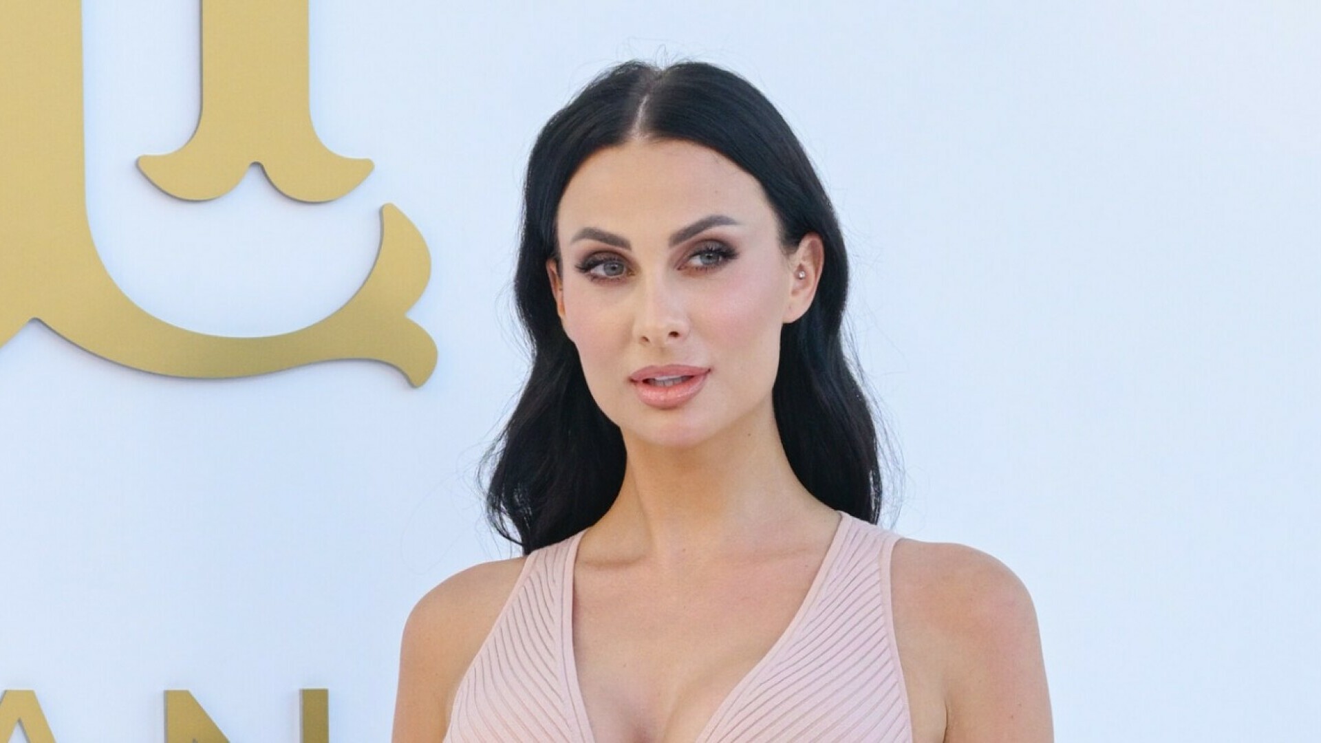 Gola haljina Ivane Vide savršen je izbor za ljetne izlaske, ali torbica je ipak privukla sve poglede