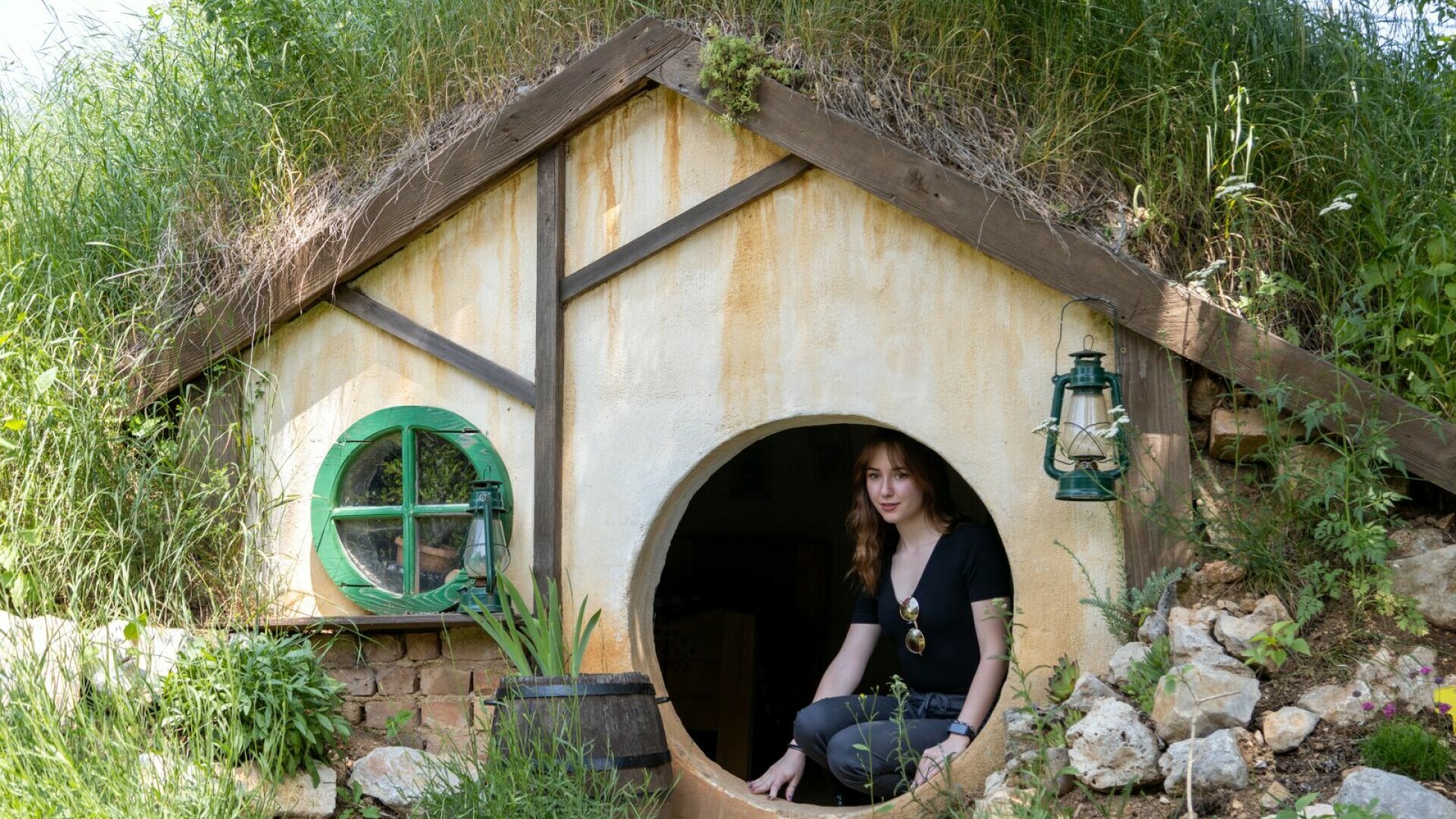 Hobitska kućica usred Malog biljnog vrta: Pogledajte kako izgleda bajkovita atrakcija u Lici