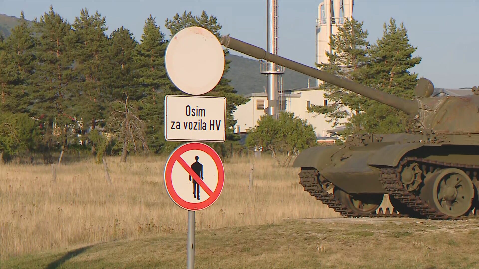 Trojac autom upao u vojarnu u Udbini, uslijedila i potjera: Dnevnik Nove TV doznaje detalje