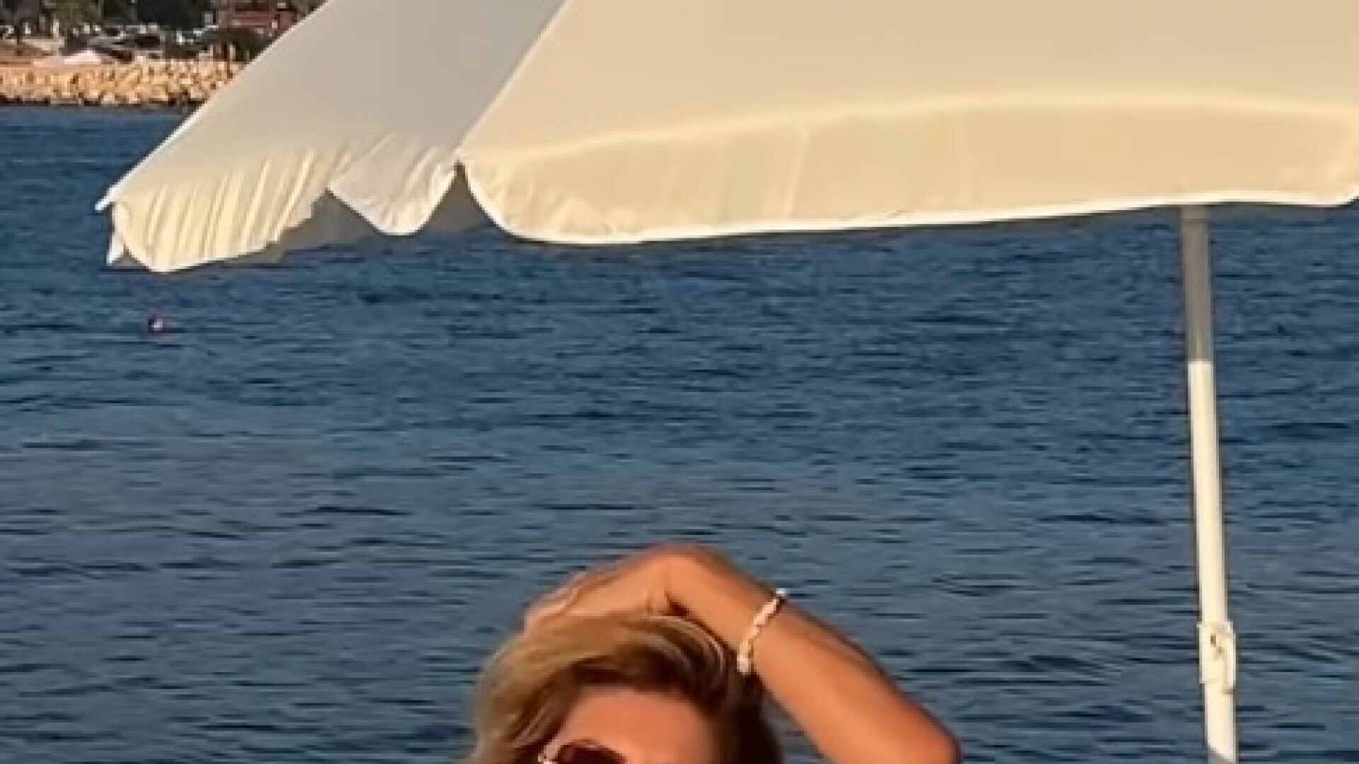 Mama našeg nogometaša našla je način da se rashladi na plaži, no prizori su i dalje prevrući!