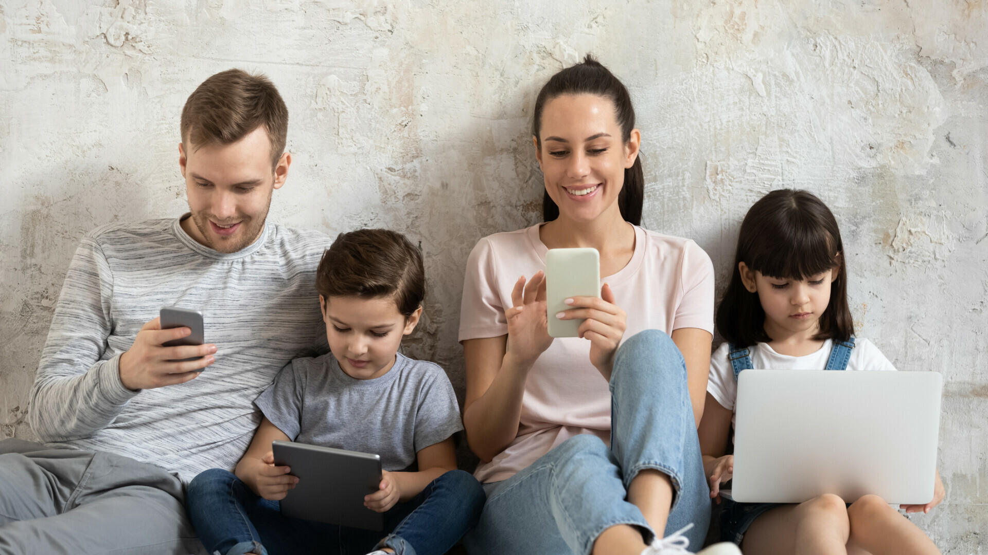 Roditelji žale za offline vremenima: Zbog mobitela je s djecom sve teže ...