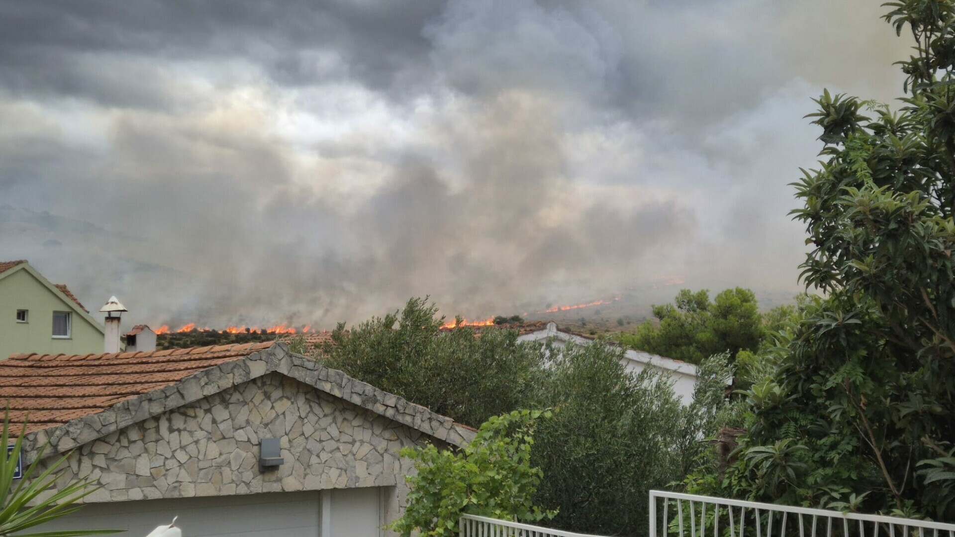 FOTO/VIDEO Požar kod Šibenika još nije ugašen, vatrogascima pomaže kiša