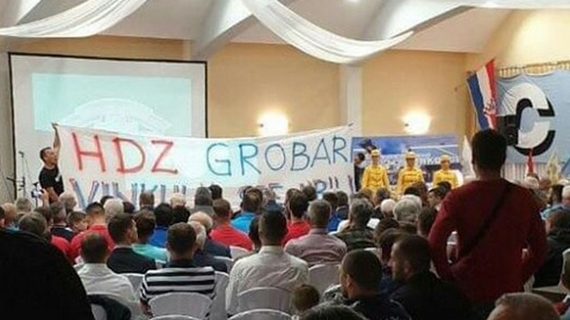 Ultrasi upali na proslavu 100 godina Cibalije: "HDZ grobari, Vinkulju ...