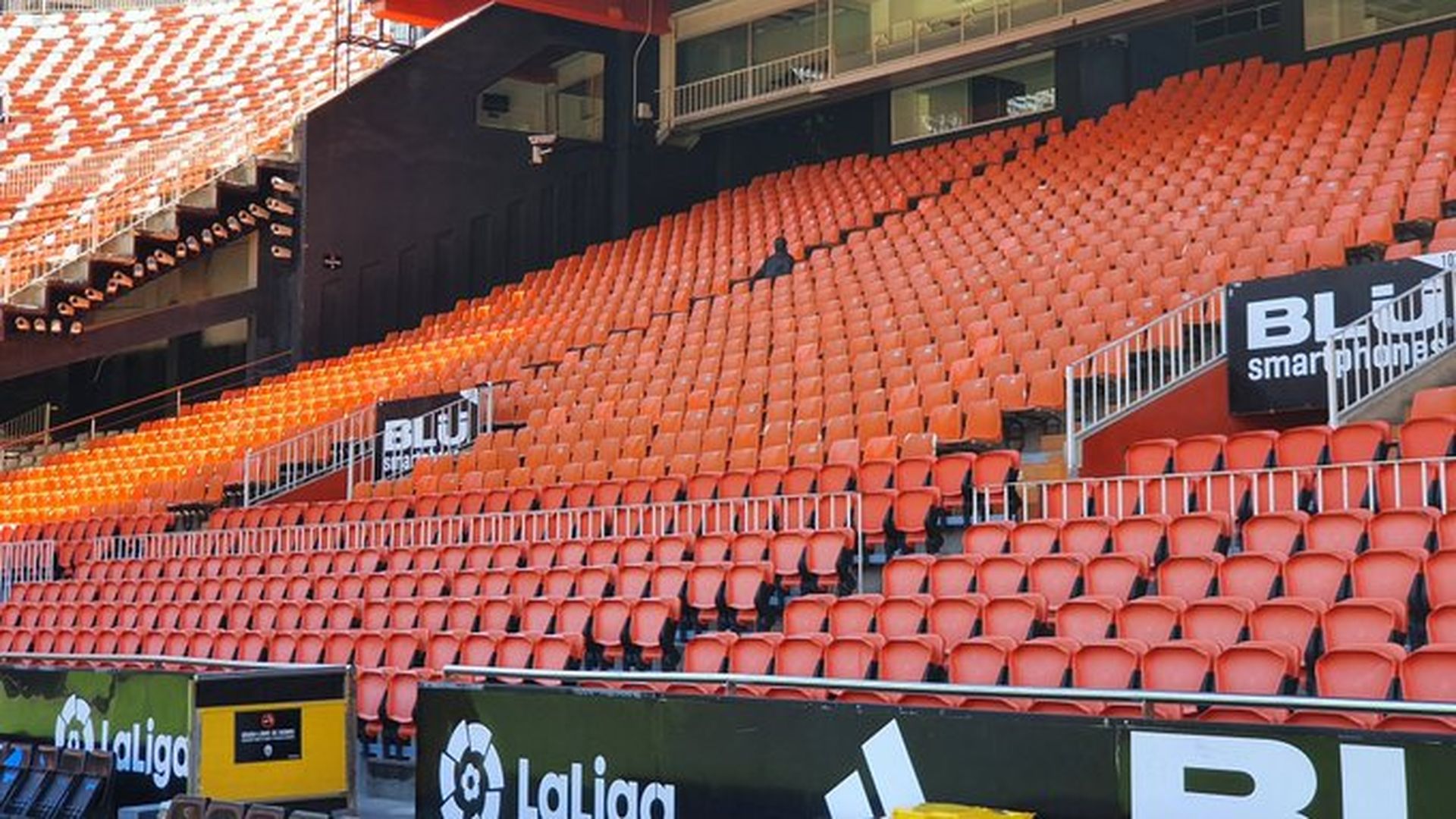 Priča za povijest: Navijač Valencije dobio brončanu statuu na Mestalli