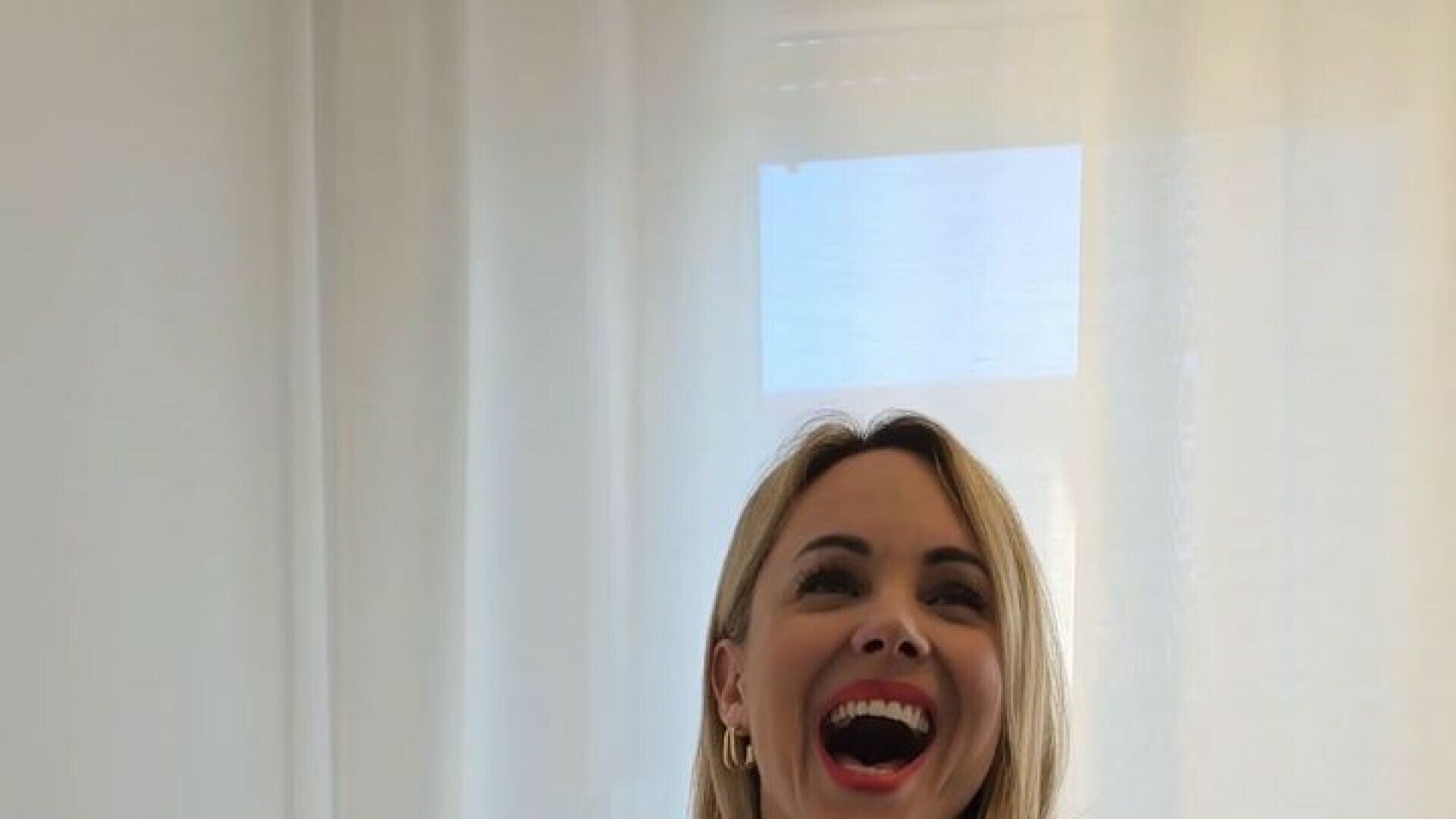 Pojavile su se stare fotografije s ljetovanja naše voditeljice, od 2005 ...