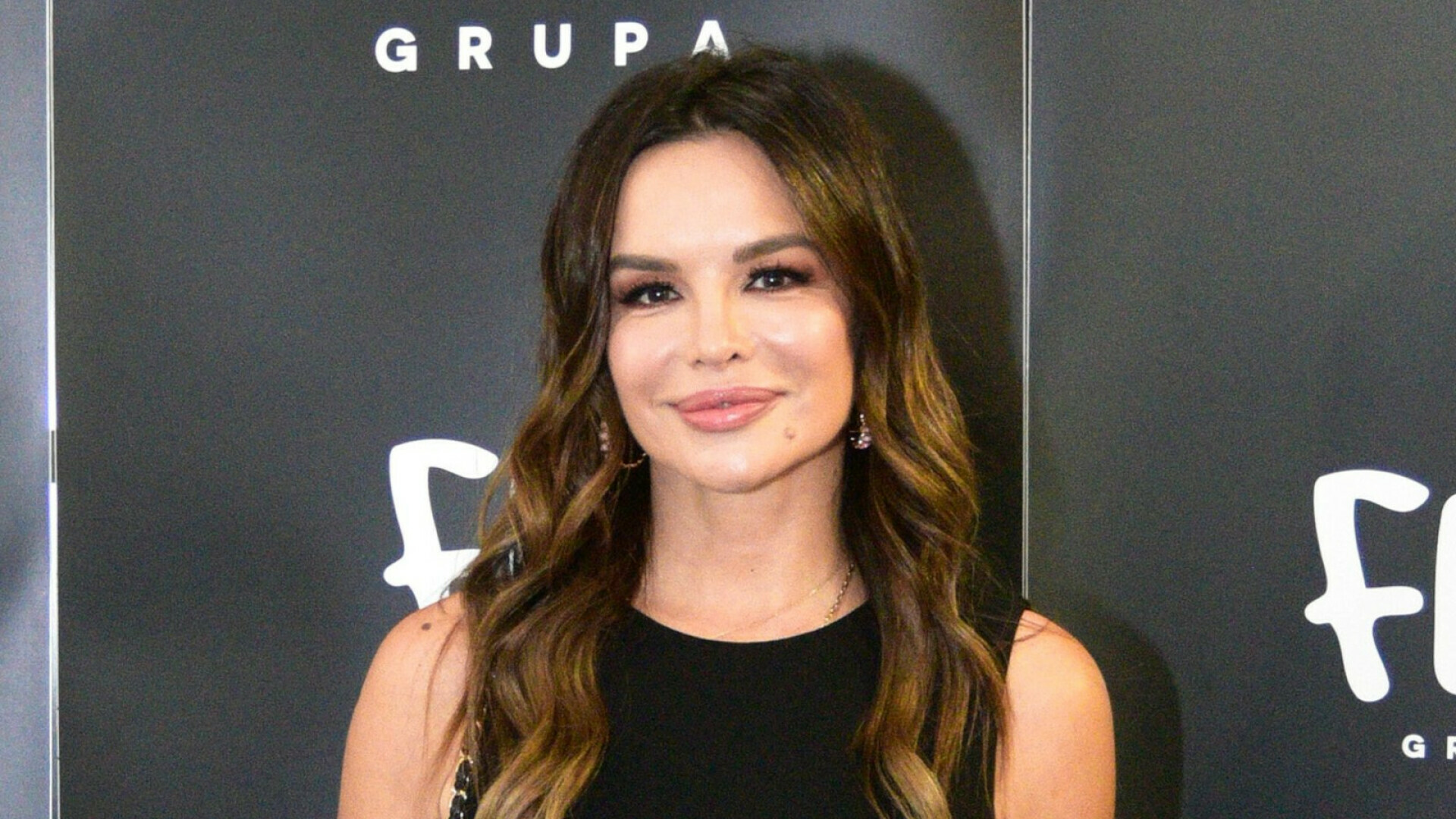 Severina: Fijuuuu raspor zbog kojeg "obična" crna haljina postaje magnet za poglede